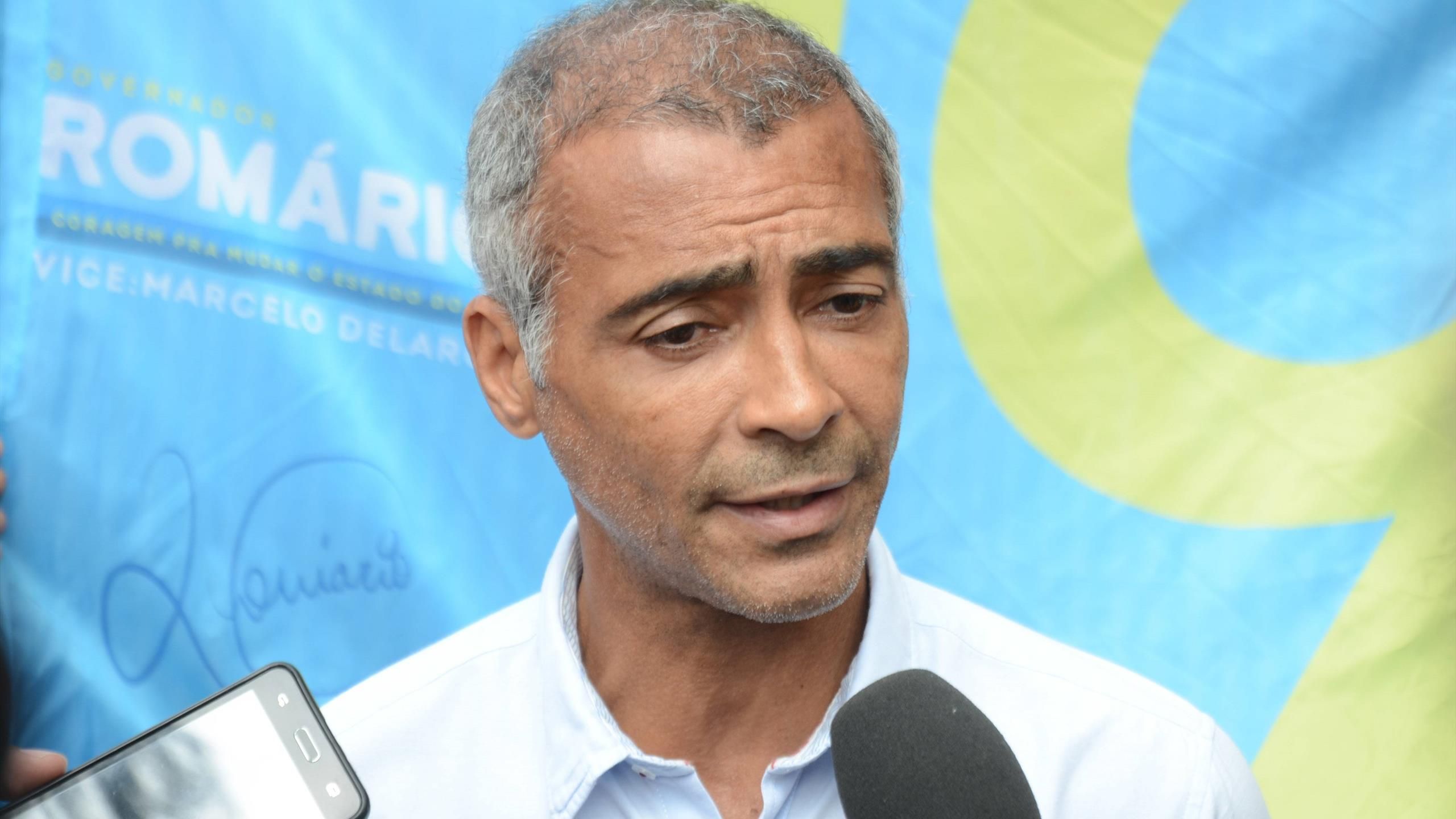 Romario kehrt mit 58 Jahren auf den Rasen zurück und läuft für FC Rio ...