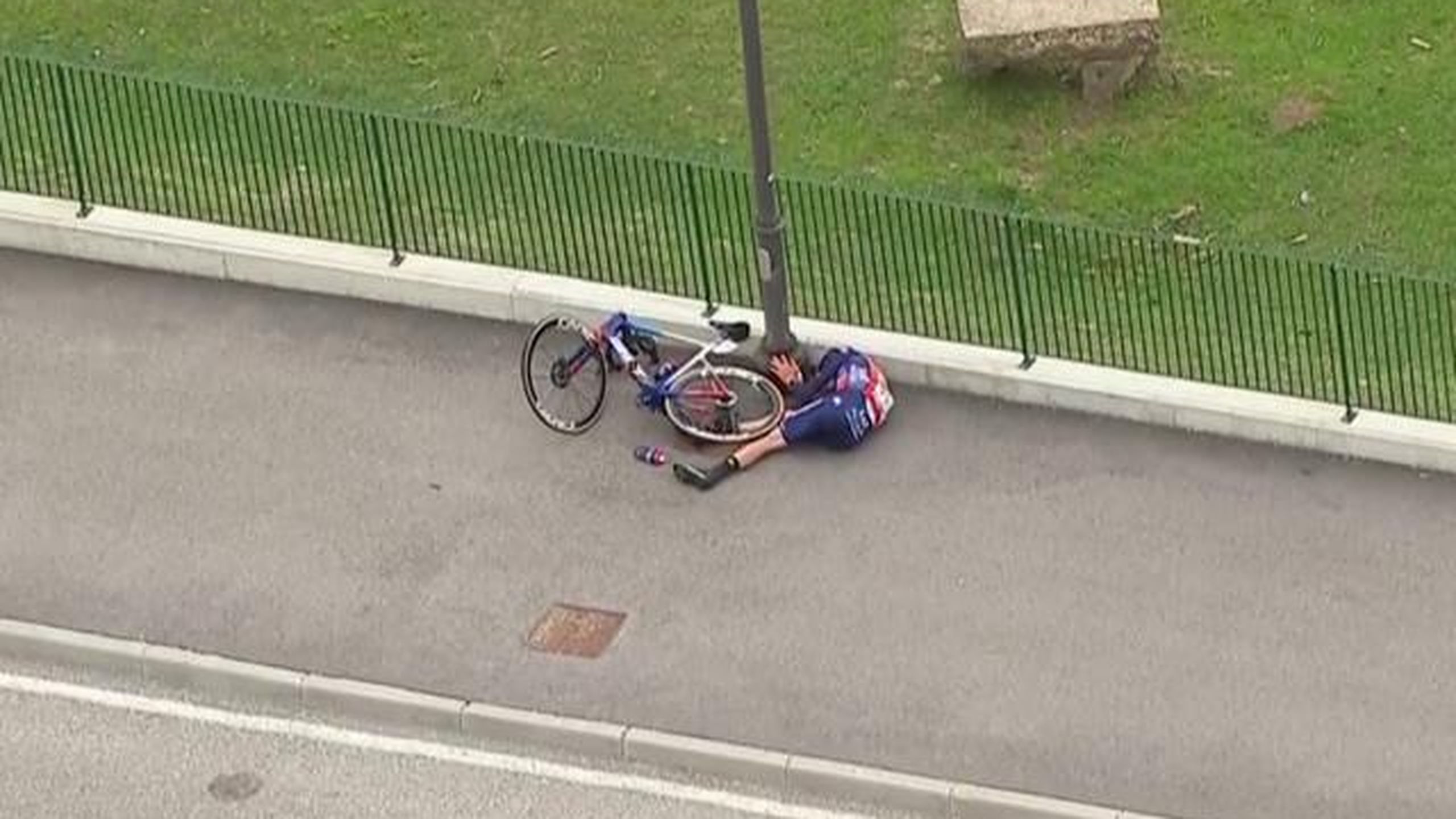 Paura per Chris Harper: sbatte contro un palo, il casco gli salva la ...