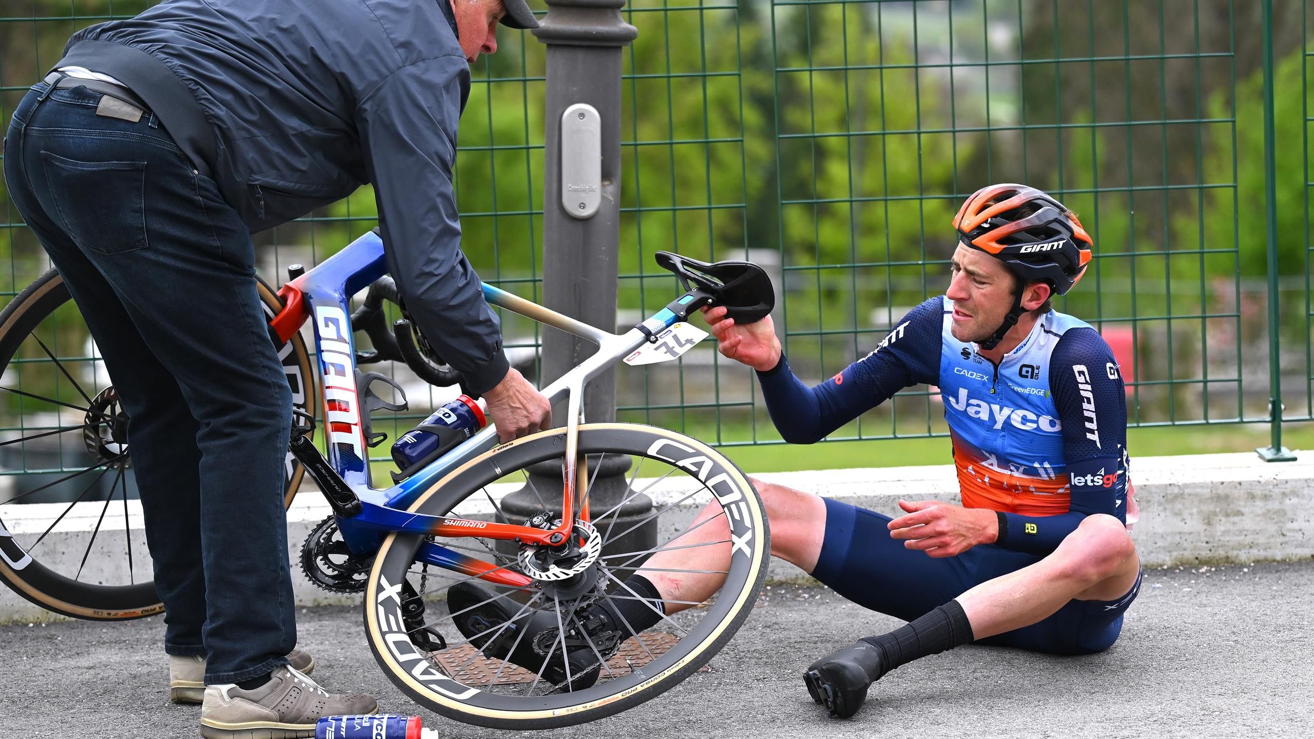 Tour of the Alps | Chris Harper van Jayco AlUla heeft geen breuken na ...