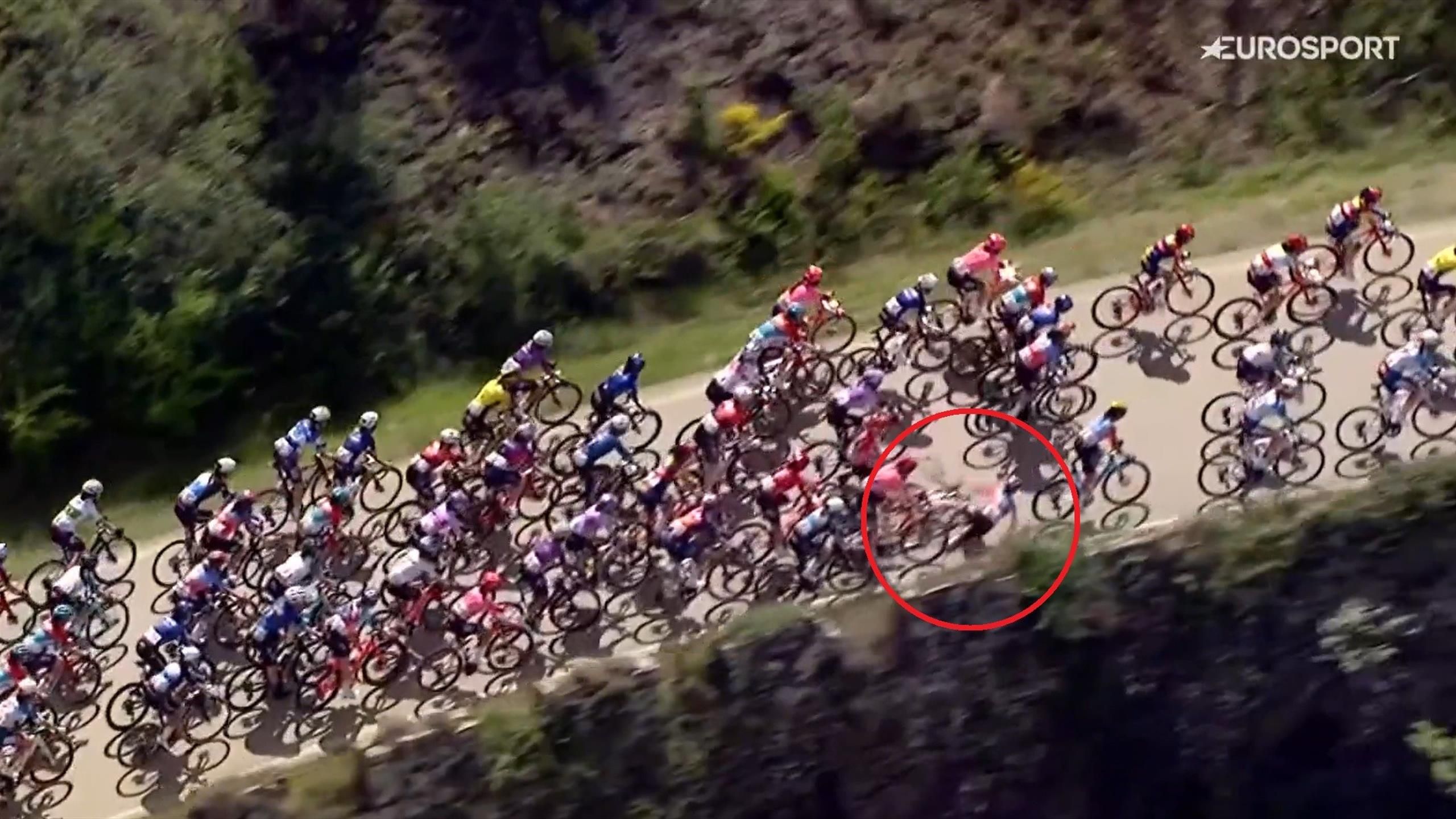 Marianne Vos, maillot rouge, et Alison Jackson ralenties par une chute ...