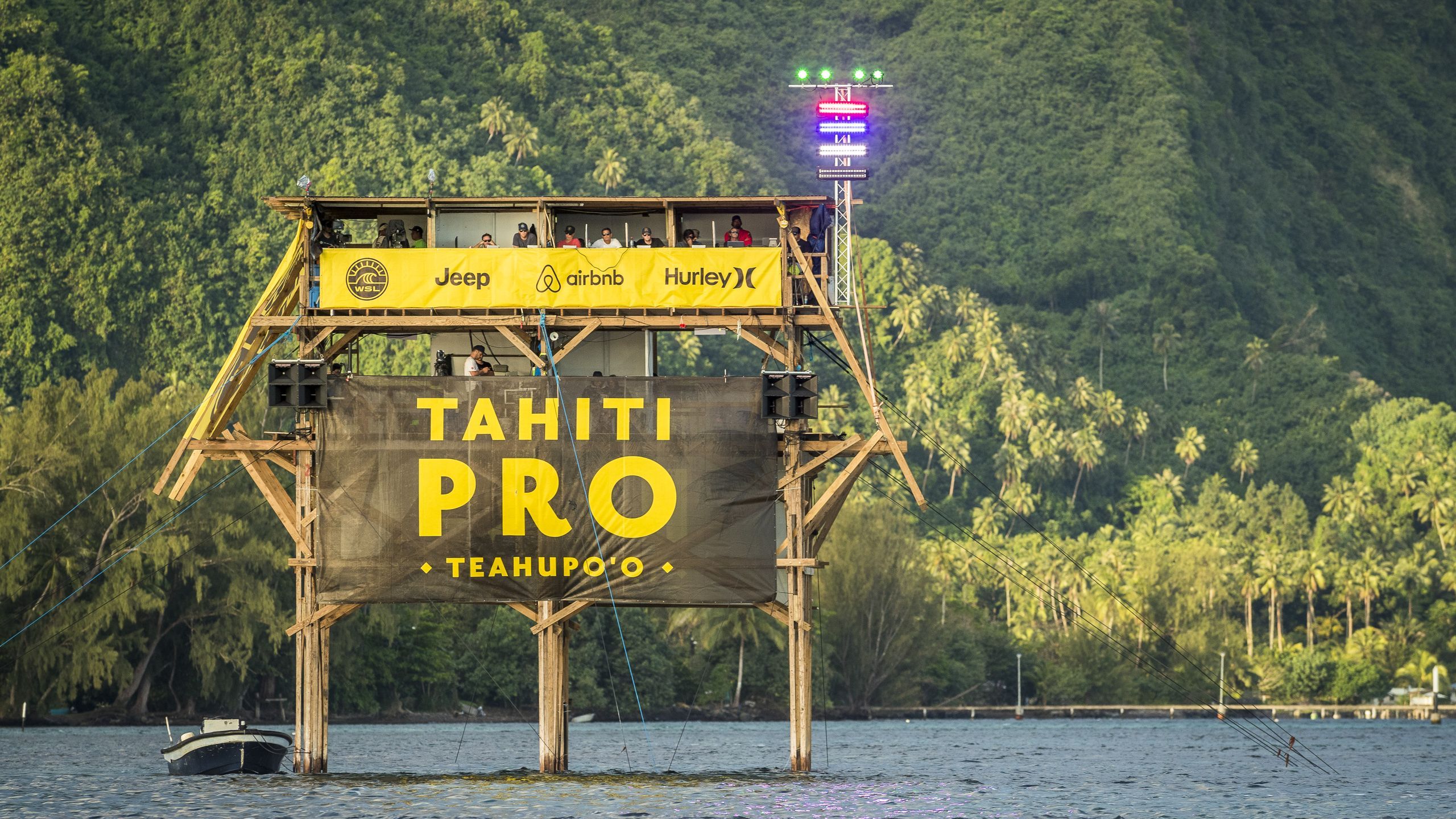 Paris 2024 (surf) - La tour des juges à Teahupoo (Tahiti) est prête à ...