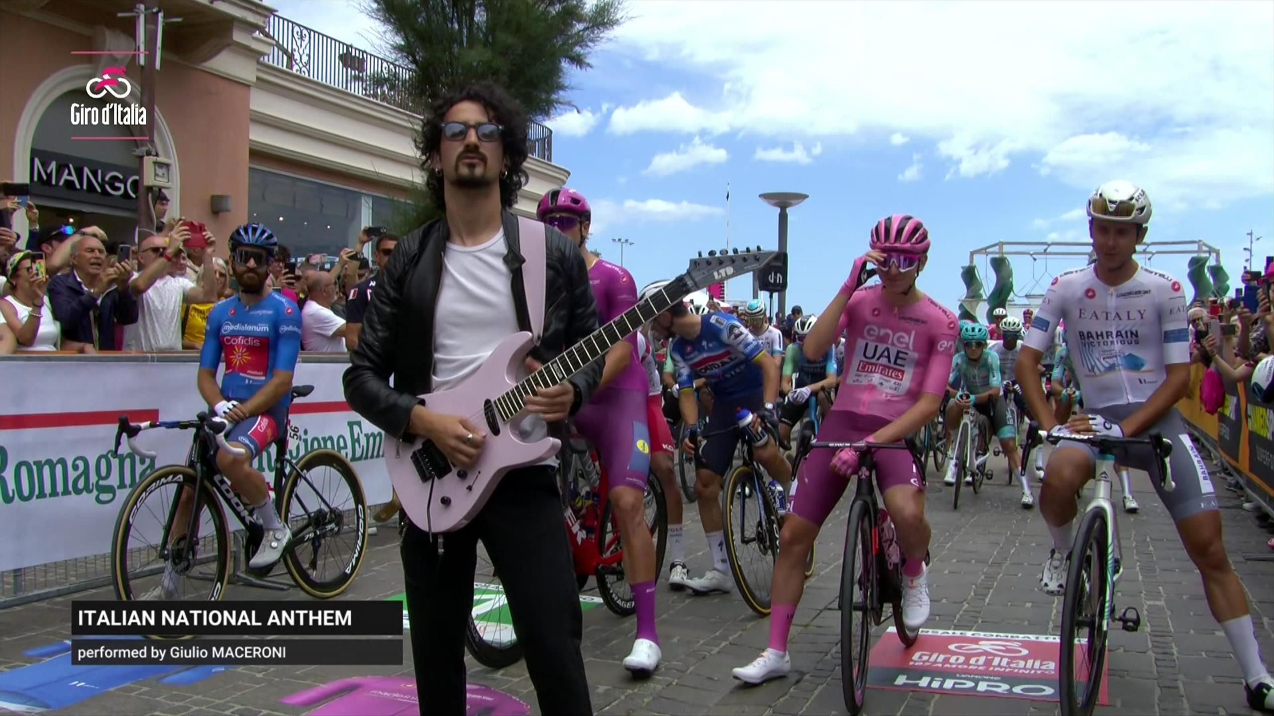 Giro d'Italia - Giulio Maceroni e l'inno di Mameli con la chitarra ...