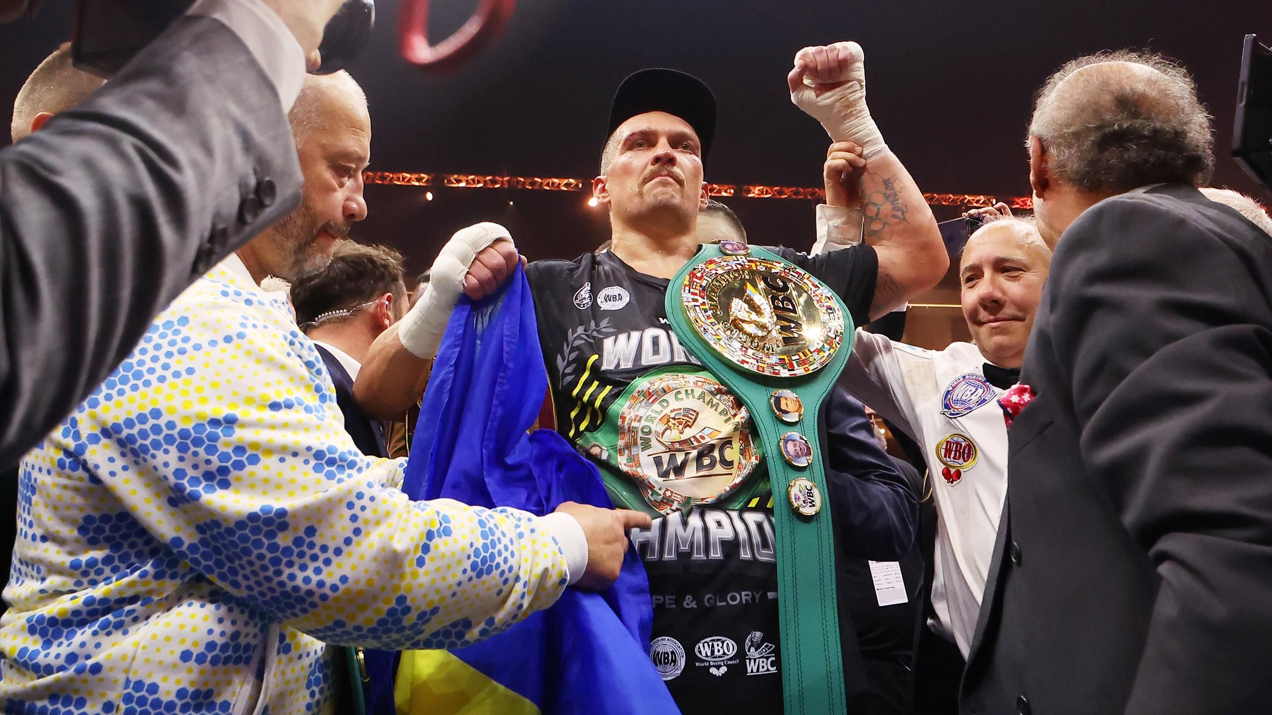 Alexander Usyk gedenkt nach Sieg gegen Tyson Fury im WM-Kampf seinem ...
