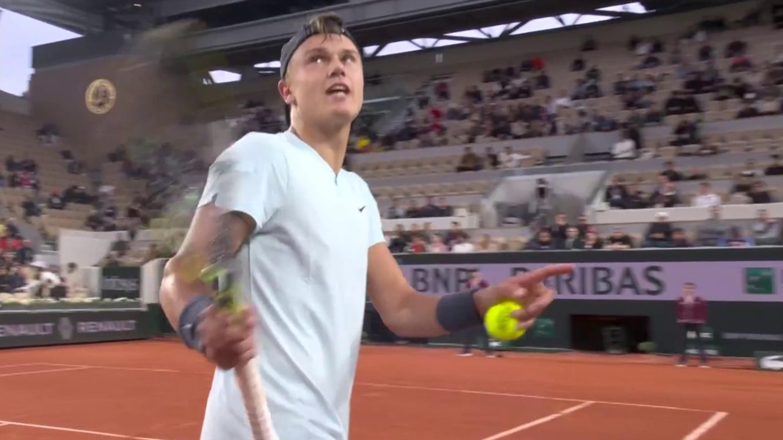 Holger Rune diskutiert mit Schiedsrichter über Verwarnung für "racket ...