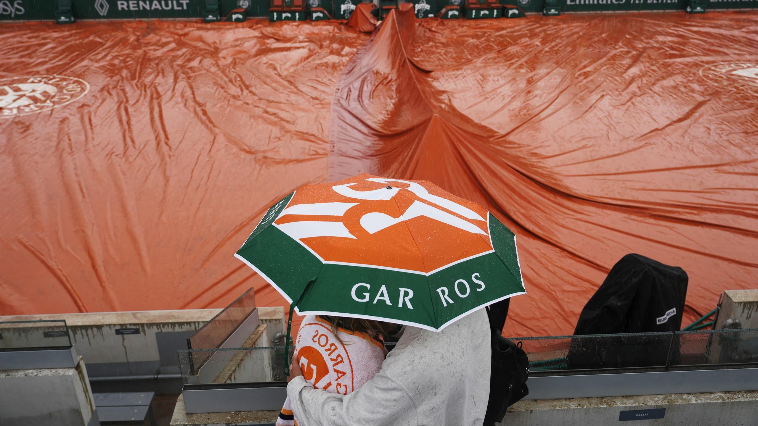 French Open 2024 - Regen in Roland-Garros: Matches in 2. Runde von ...