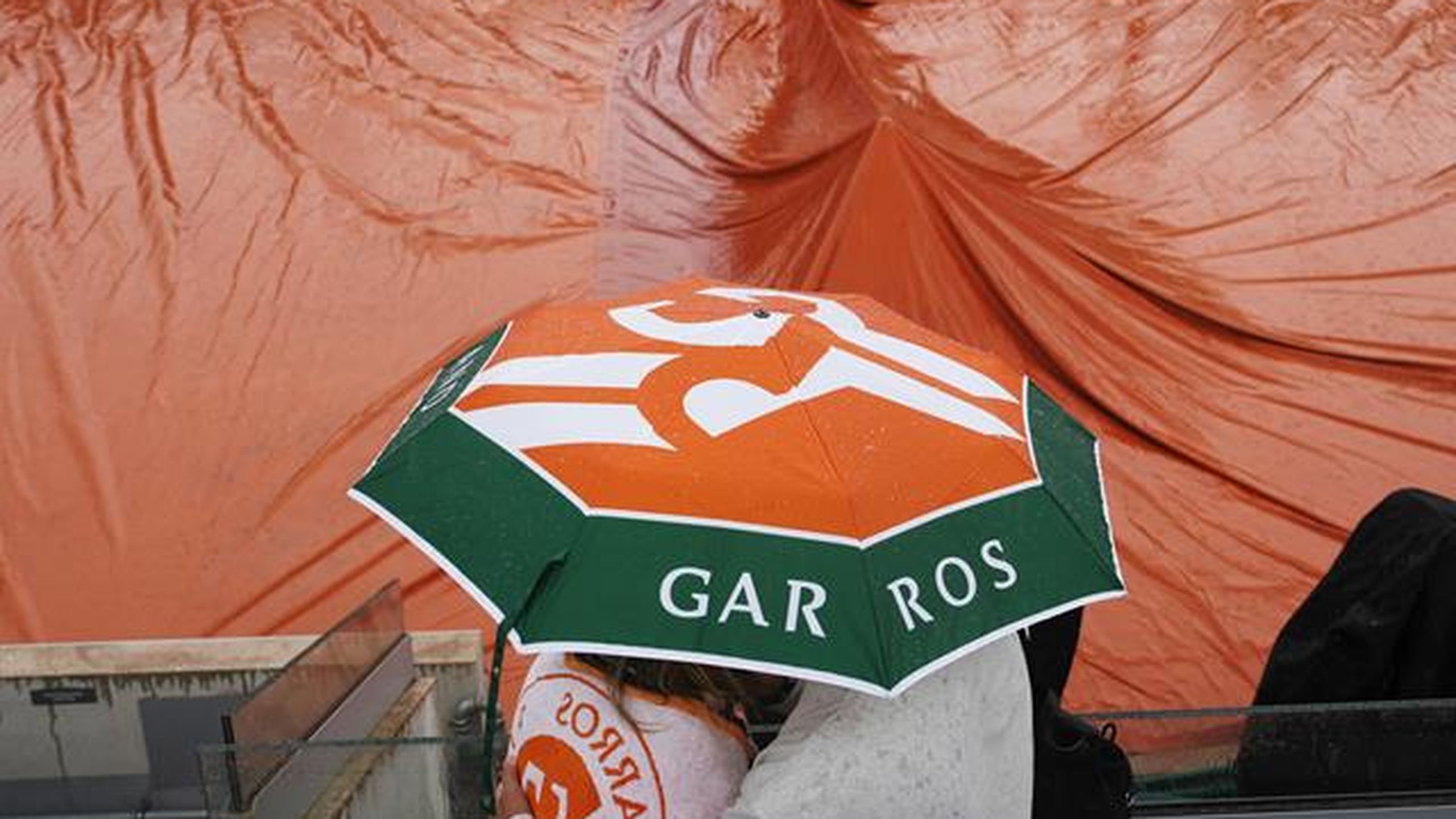 French Open 2024 - Regen in Roland-Garros: Matches in 2. Runde von ...