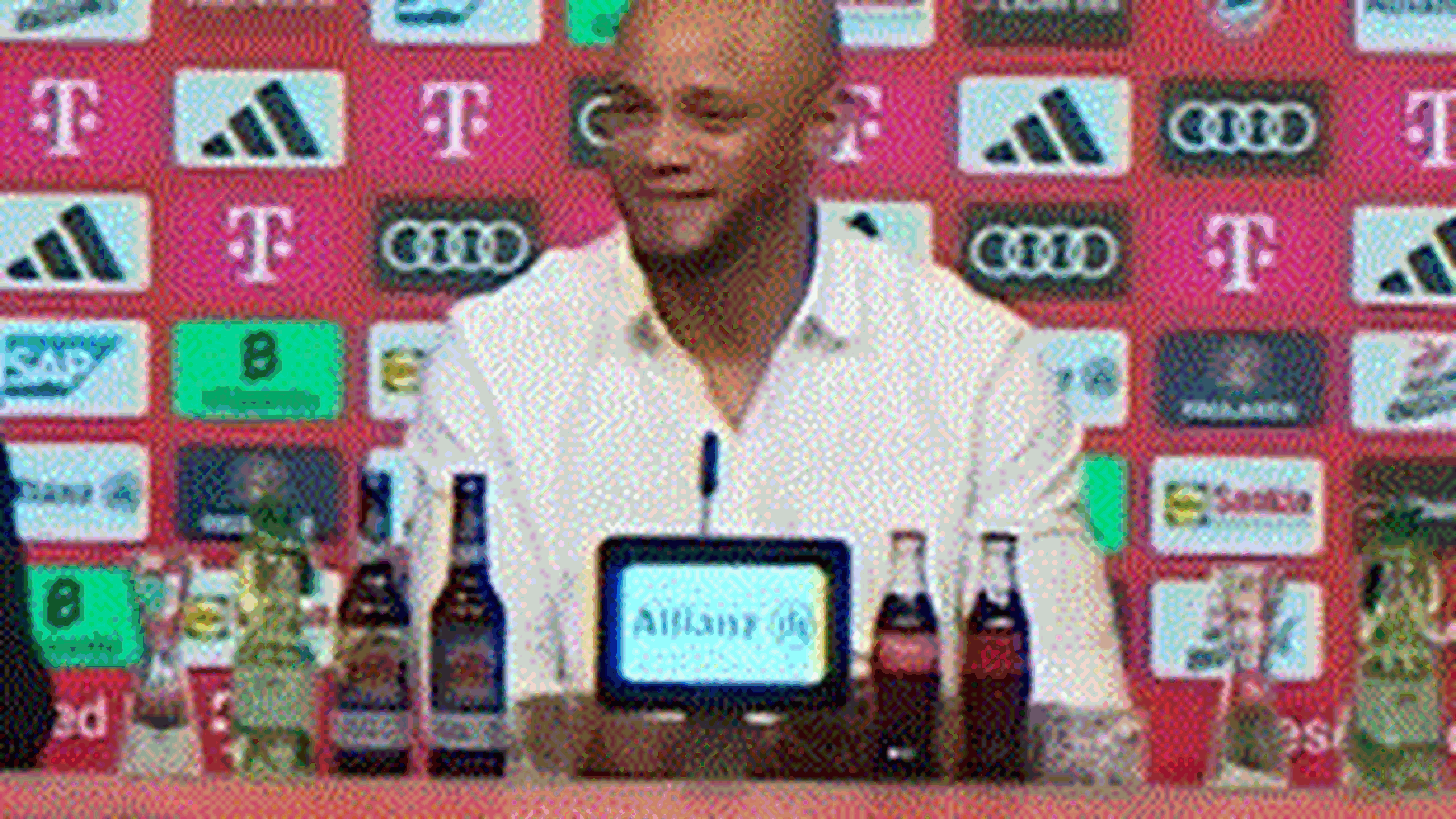 FC Bayern München: Vincent Kompany sorgt auf Pressekonferenz für Lacher ...