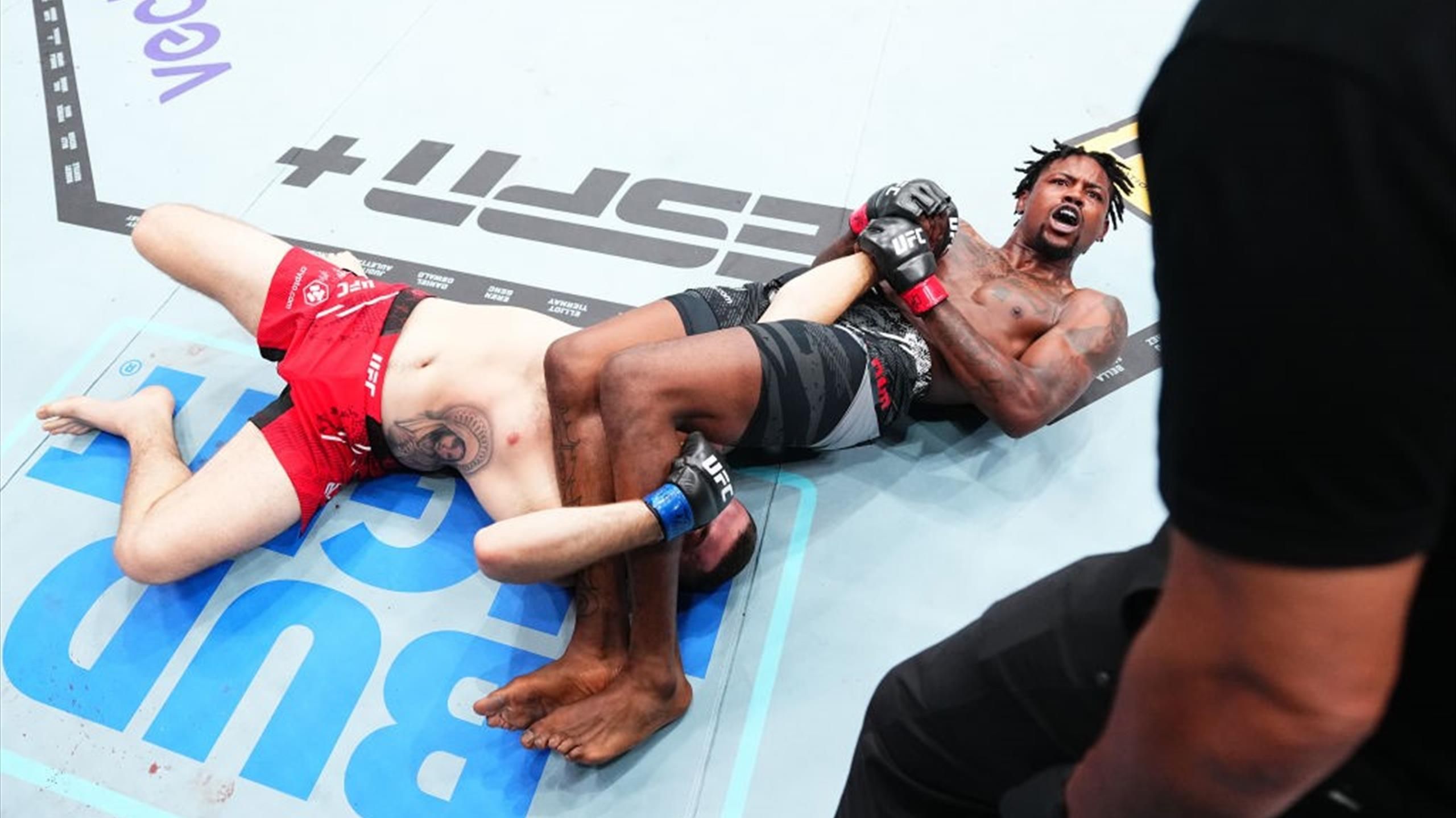 UFC 302 | ¡No le rompió el brazo de milagro! Holland logra una veloz ...