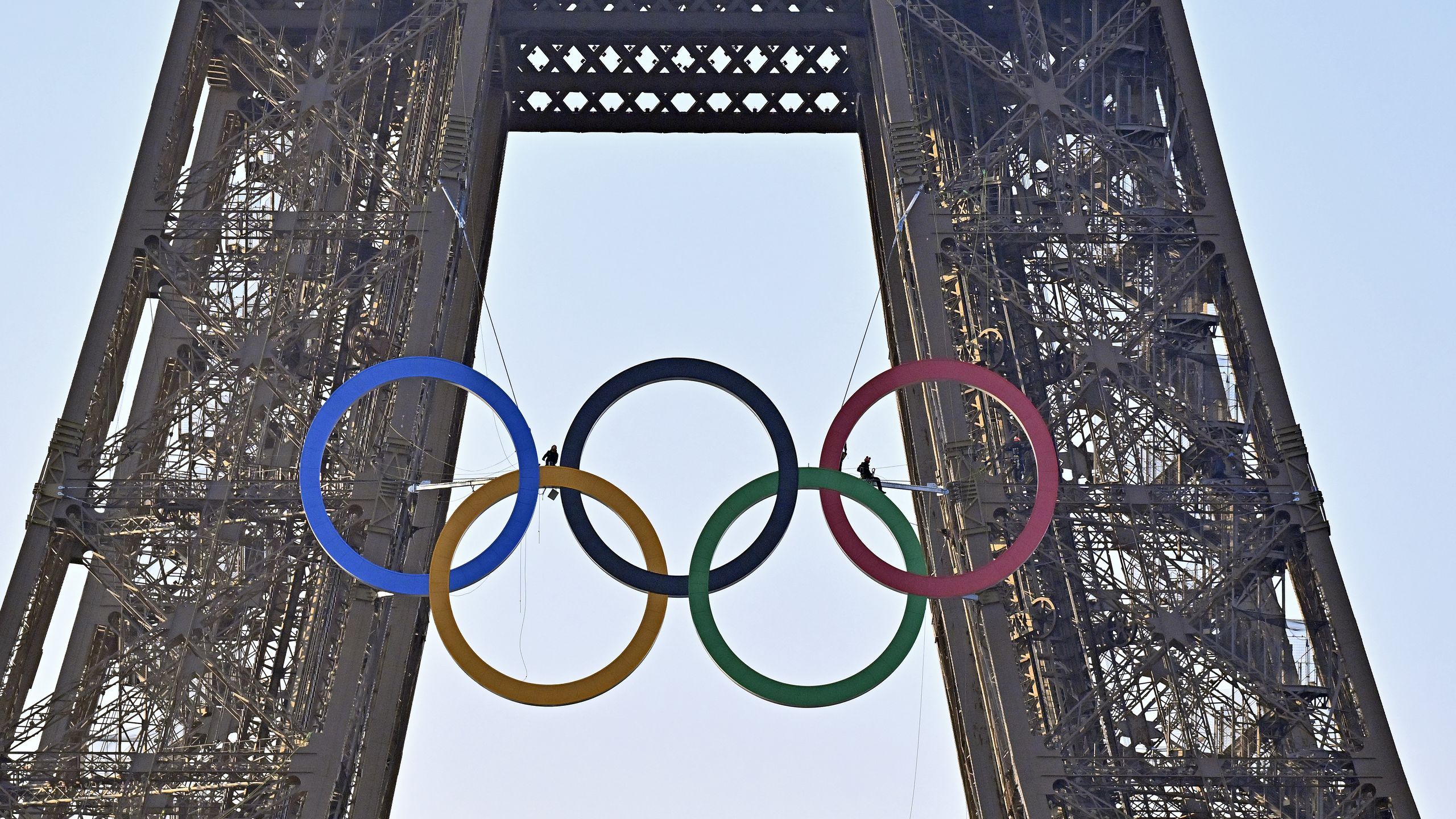 JO PARIS 2024 : Les anneaux olympiques accrochés à la Tour Eiffel ...