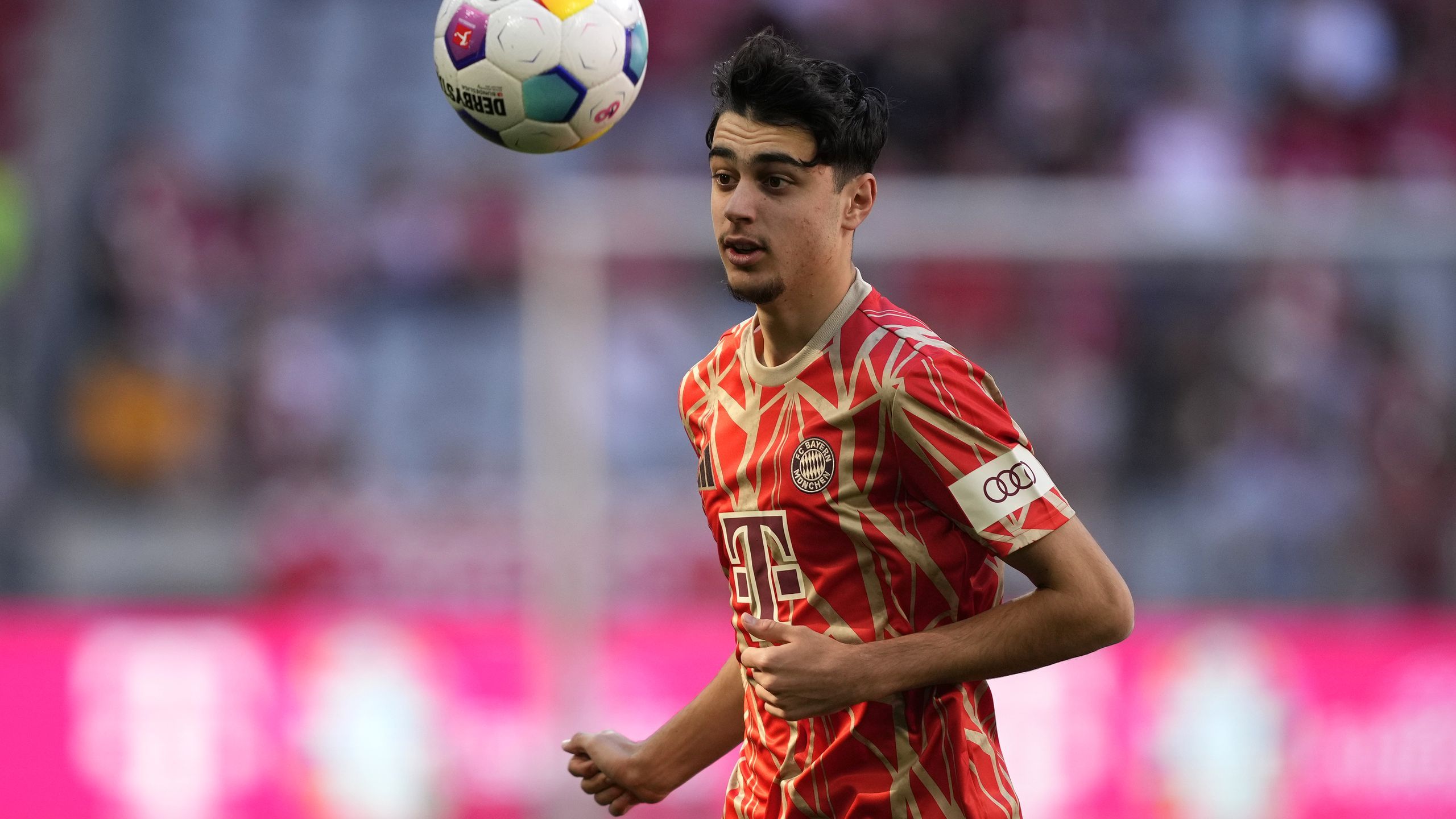 FC Bayern München: Aleksandar Pavlovic kehrt auf Trainingsplatz zurück ...