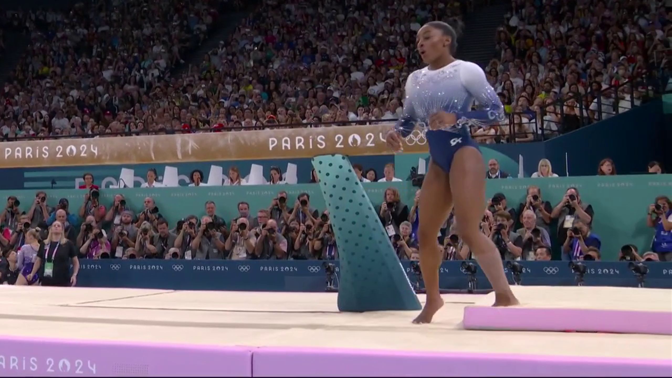 Simone Biles giù dal podio della trave! Rivivi l'errore che le costa la ...