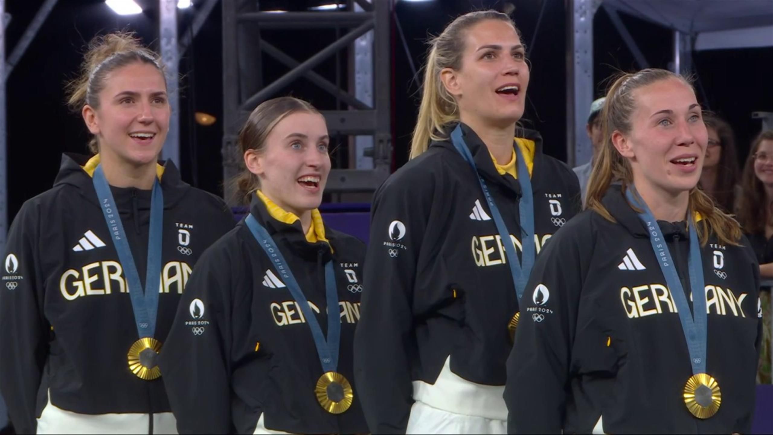 Olympia 2024 - Die Siegerehrung der 3x3-Olympiasiegerinnen: Medaillen, Hymne, Freudestrahlen ...