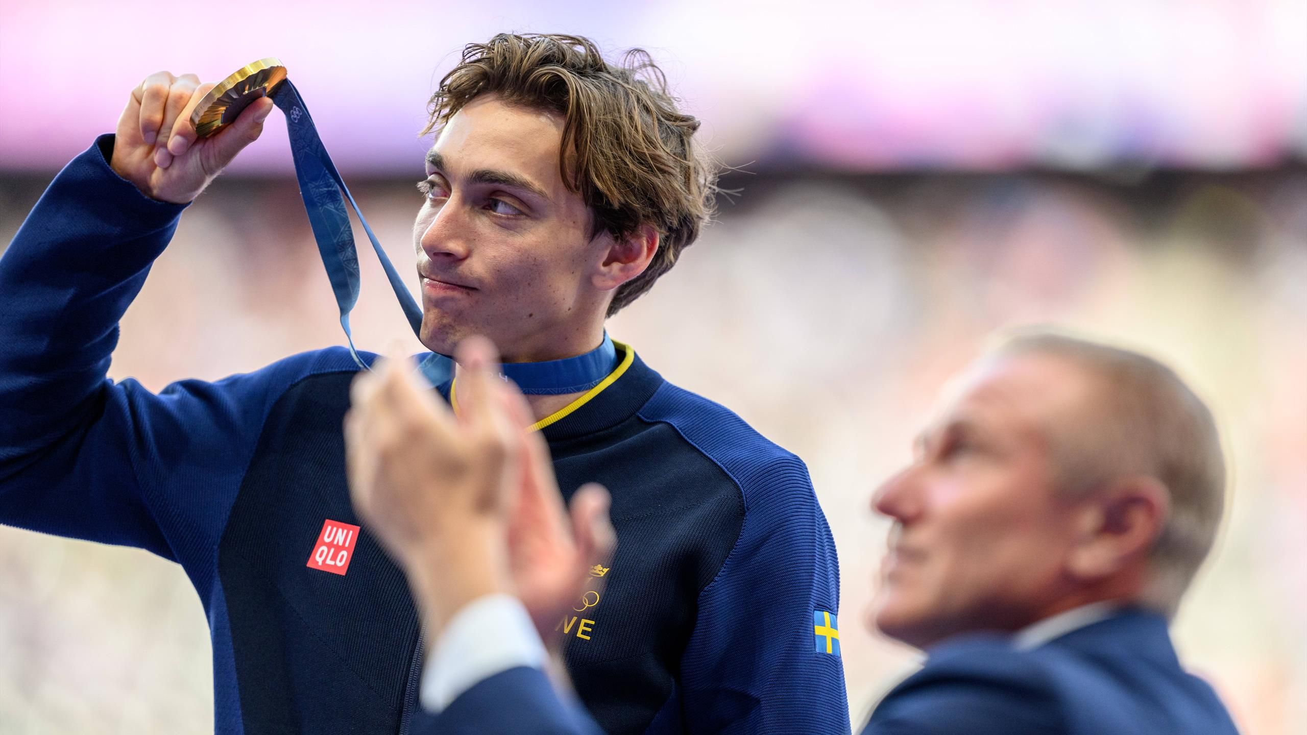 Juegos Olímpicos 2024 | De una leyenda a otra: Bubka le entrega la medalla de oro a Duplantis ...