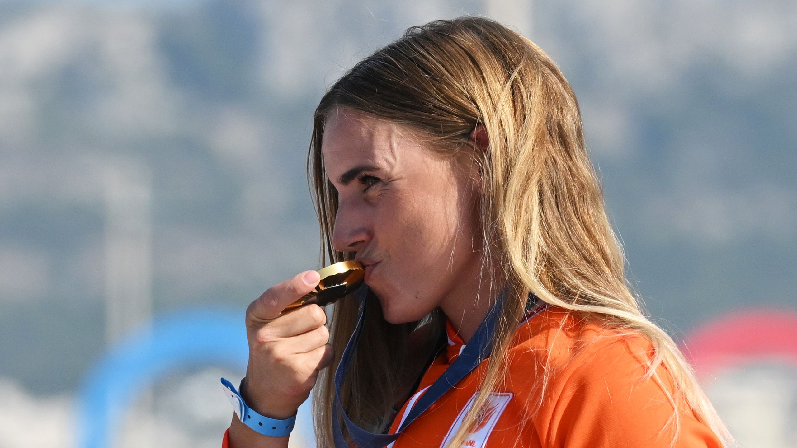 Olympia 2024 - Segeln: Marit Bouwmeester jubelt auch dank Flaute über Gold - Matt Wearn siegt ...