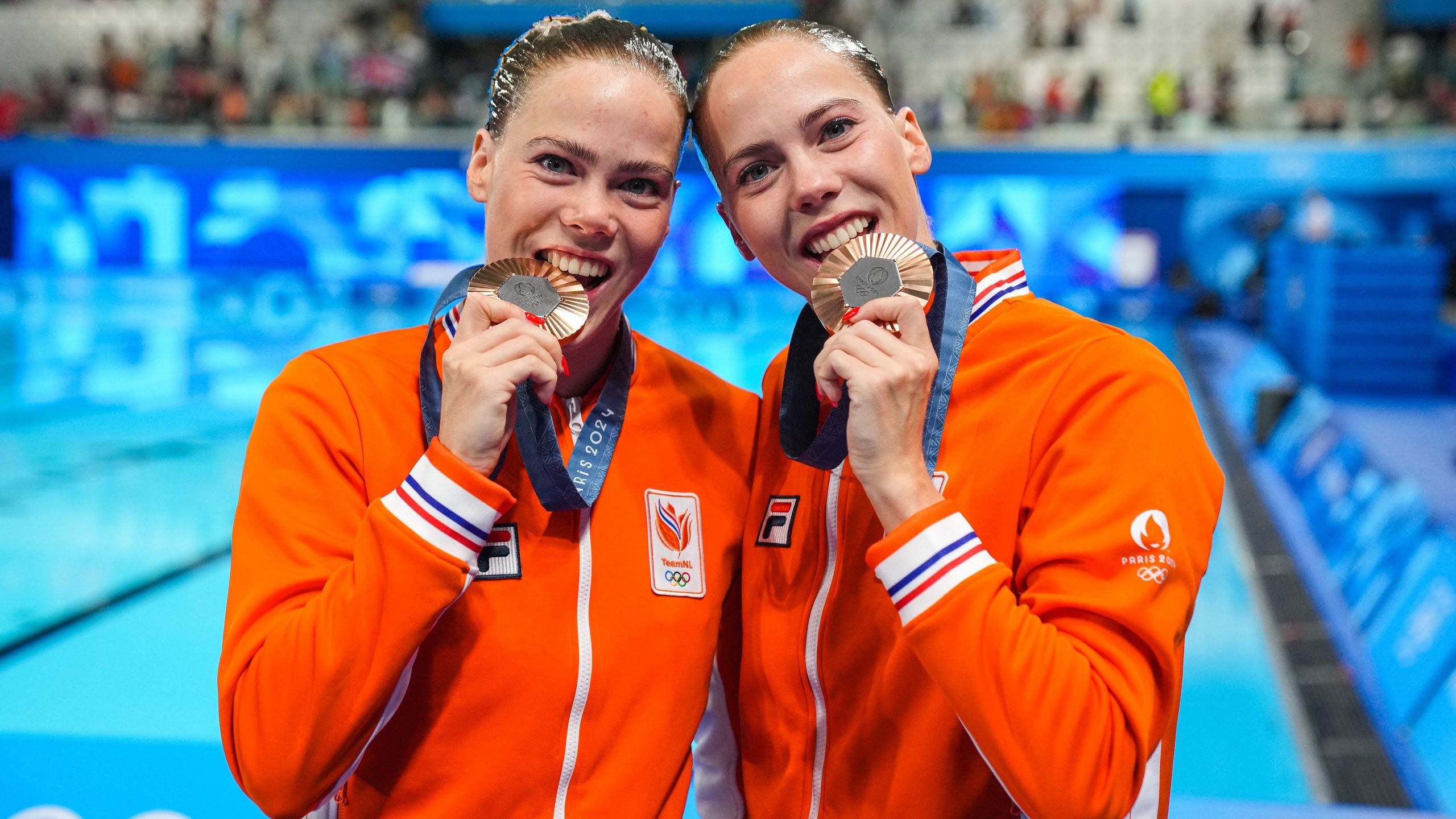 De synchroon zwemmende tweeling Noortje en Bregje de Brouwer zetten ...