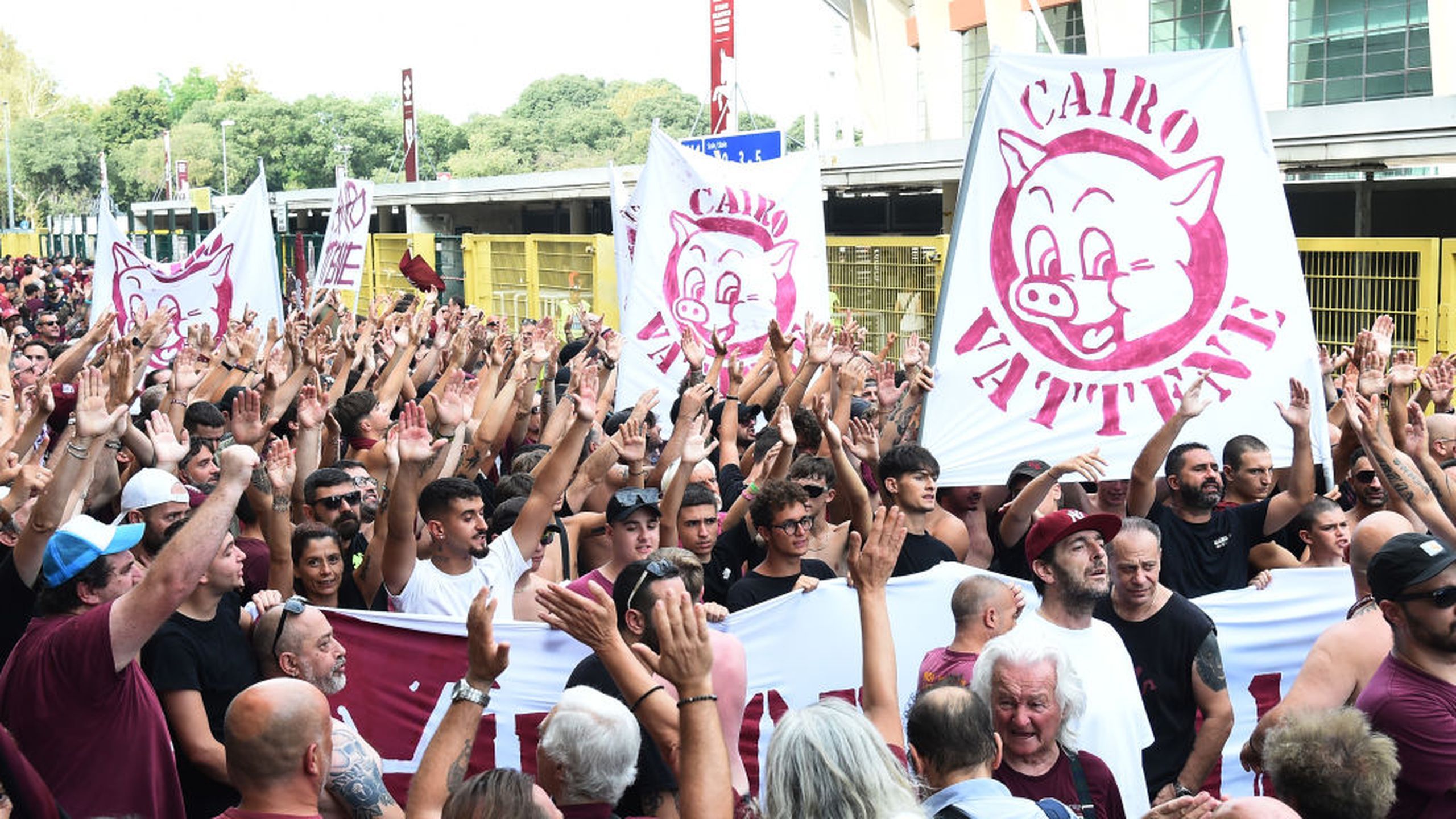 Dura protesta di oltre 15.000 tifosi del Torino contro il presidente ...