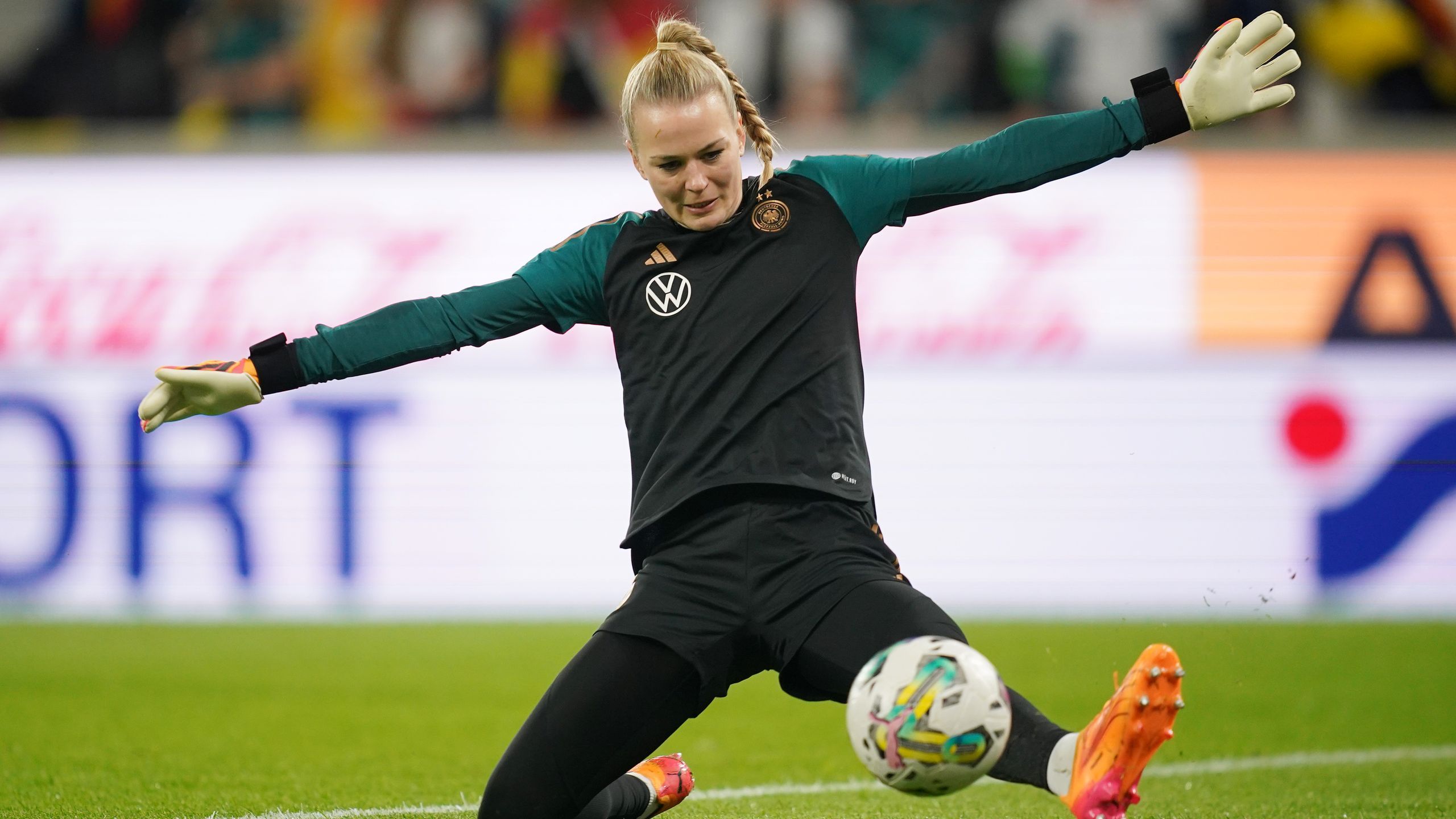 Merle Frohms tritt aus Nationalmannschaft zurück: Torhüterin verlässt ...