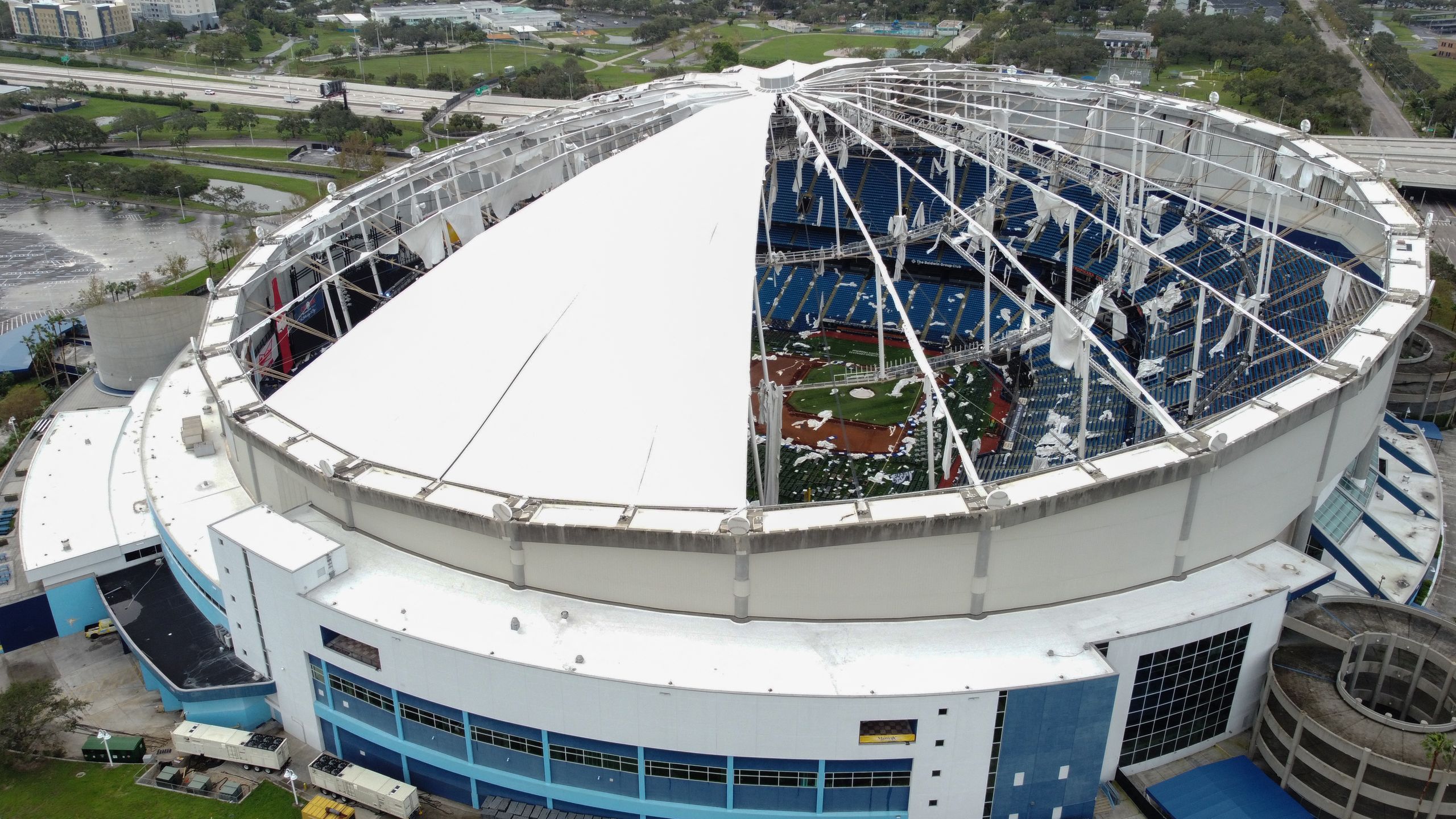 L'uragano Milton scoperchia il Tropicana Field, lo stadio dei Tampa Bay ...