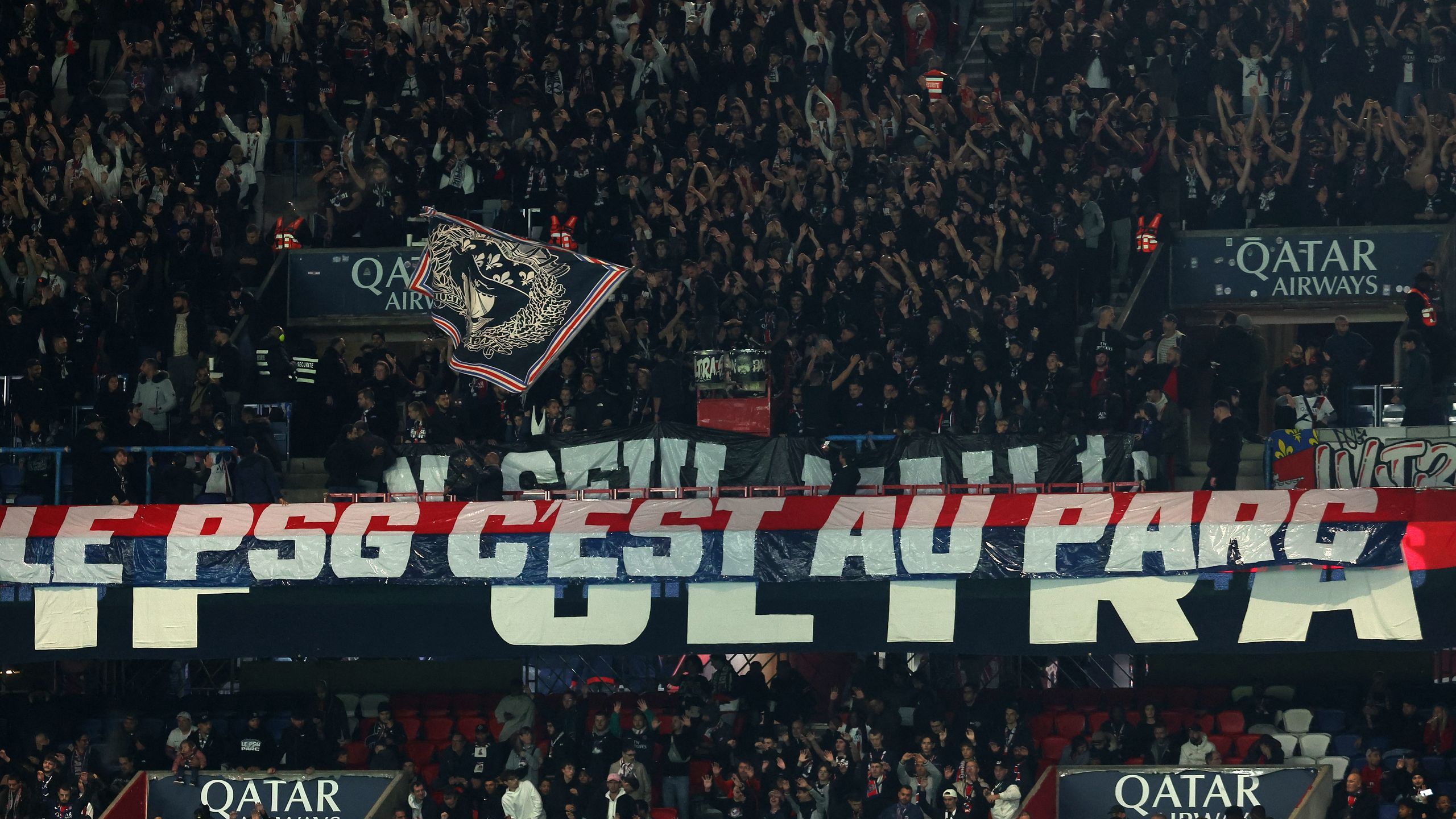 CL | PSV treft minder vol Parc des Princes - "Gemis Messi en Mbappé bij ...