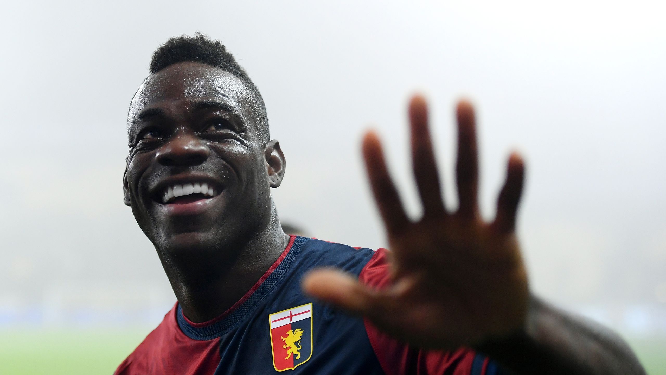 Mario Balotelli debutta con il Genoa a modo suo: ammonizione e proteste ...