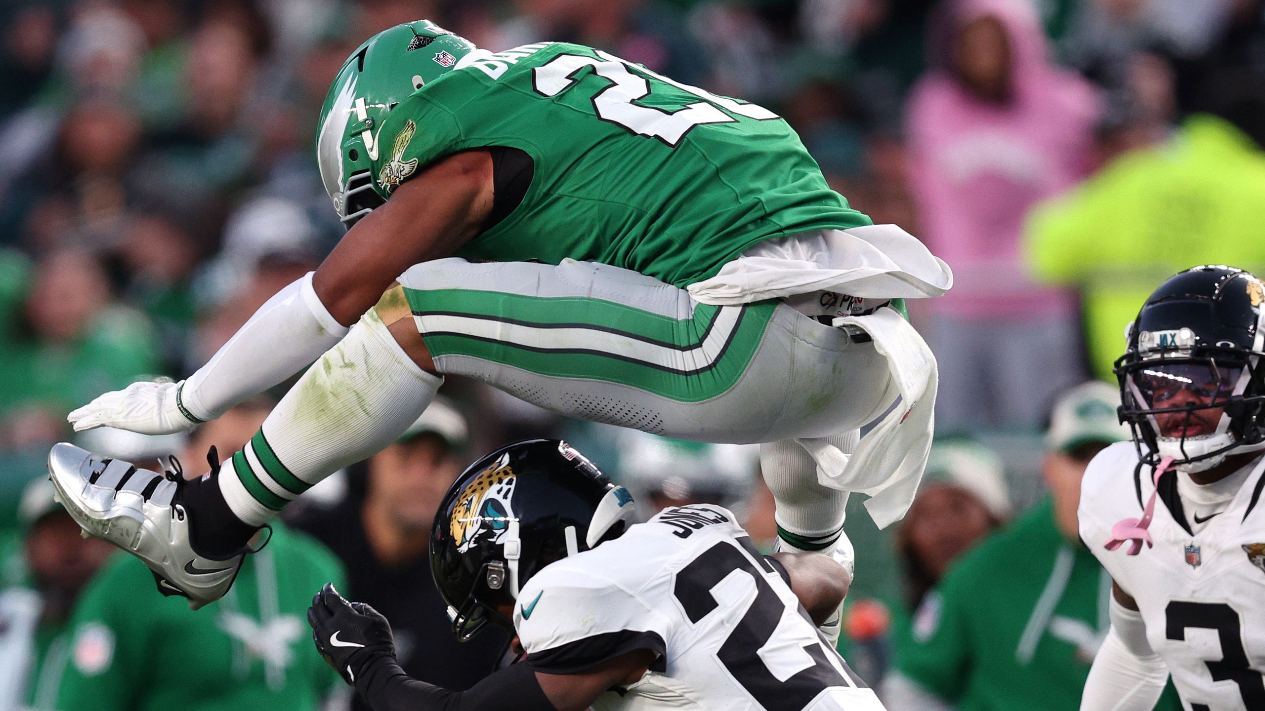 NFL : Saquon Barkley sur ressorts gratifie d'une esquive accrobatique ...