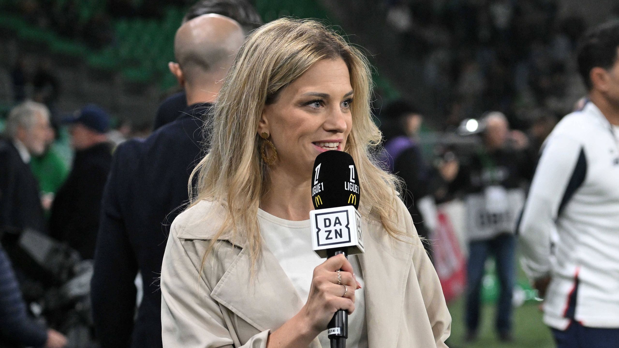 Ligue 1 - Marseille Auxerre (1-3) : La journaliste de DAZN, Ambre ...