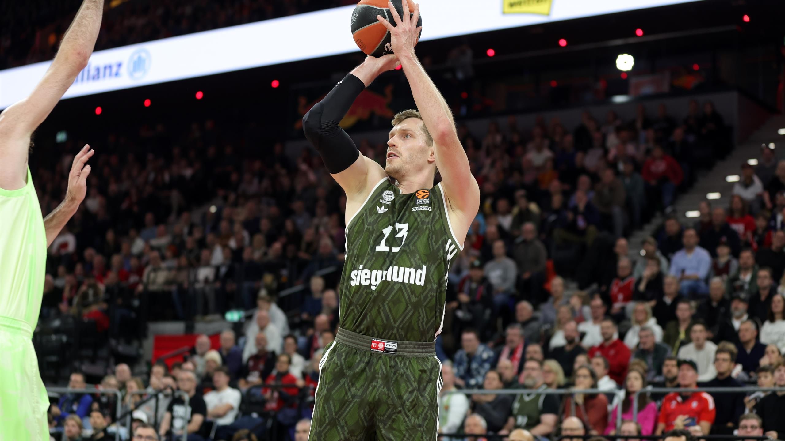FC Bayern schlägt FC Barcelona in der EuroLeague: Andreas Obst stellt ...