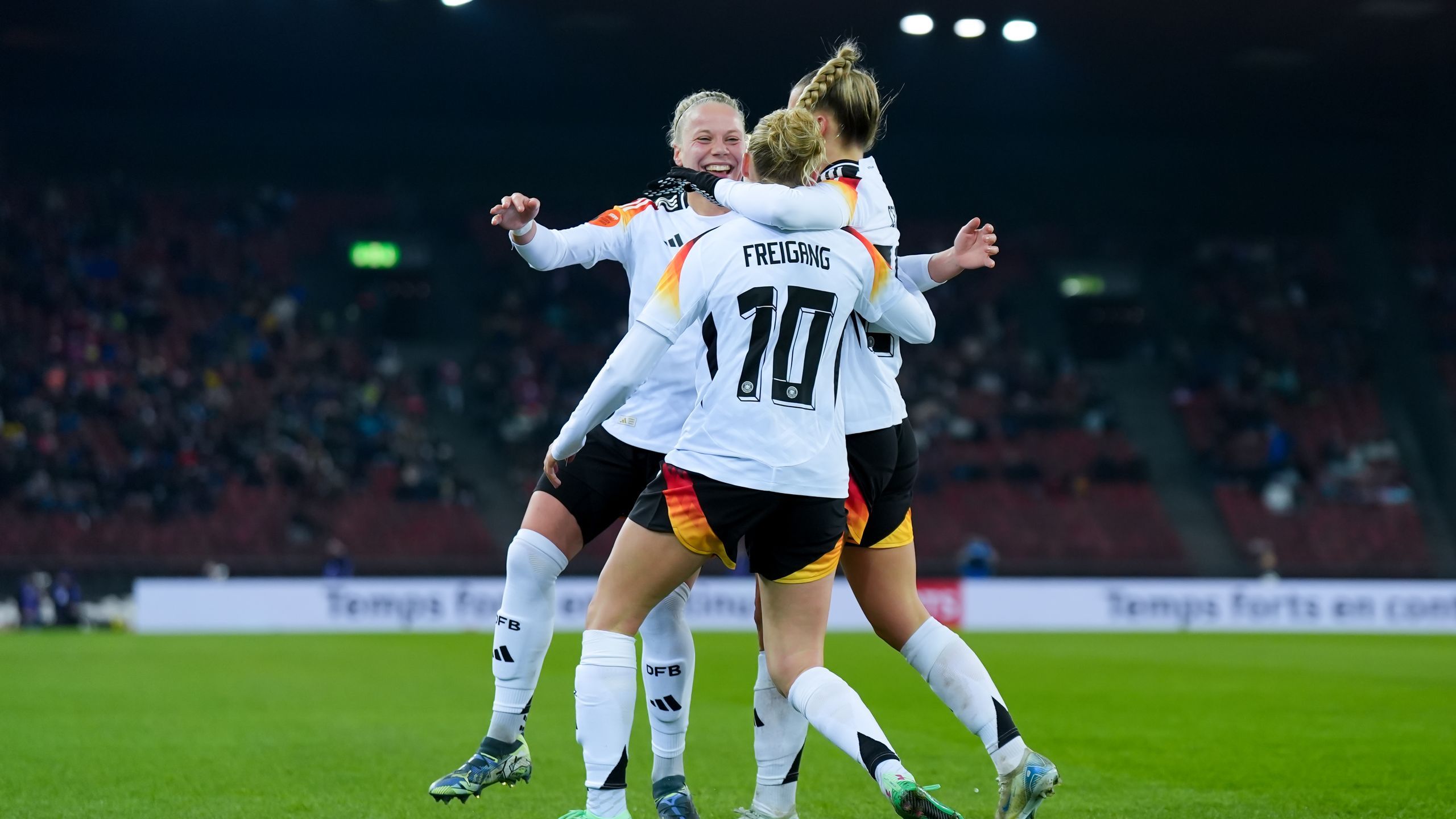 DFB-Frauen fegen Schweizerinnen in Zürich vom Platz - Laura Freigang ...
