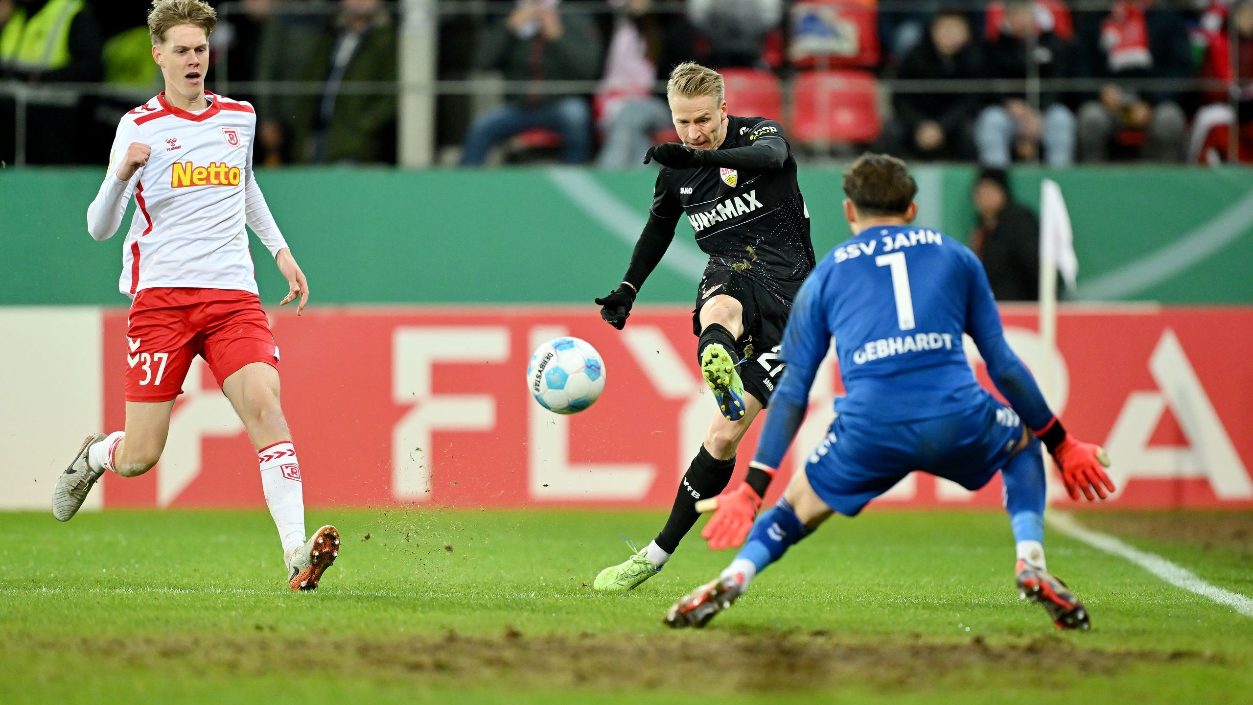 DFB-Pokal: Der VfB Stuttgart gibt sich gegen Jahn Regensburg keine ...