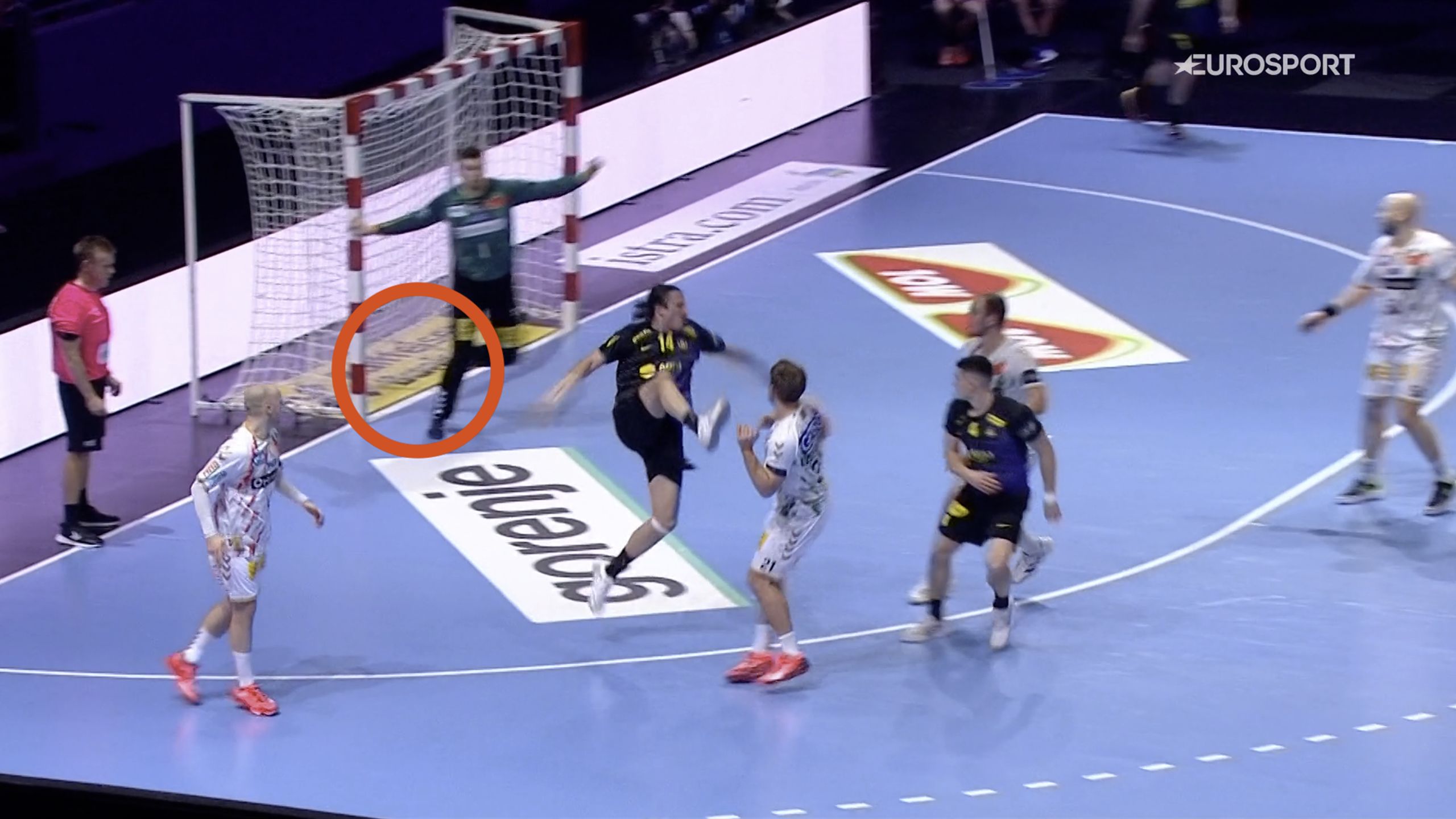 Ligue des champions - Top 5 buts - A l'aveugle et dans un trou de ...