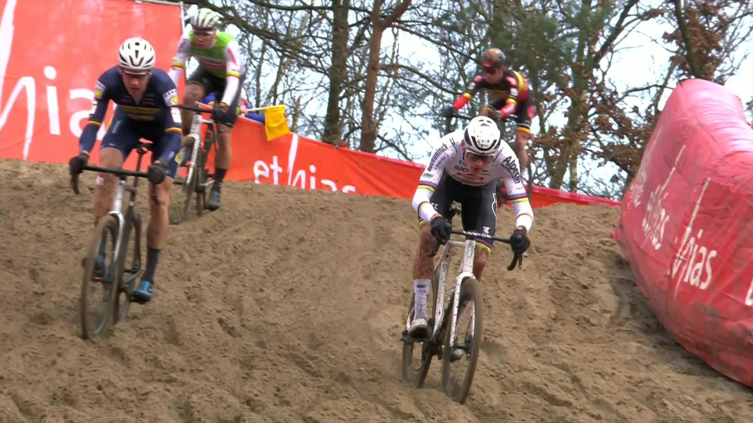 Veldrijden | Van der Poel direct in de aanval in Zonhoven - Veldrijden ...