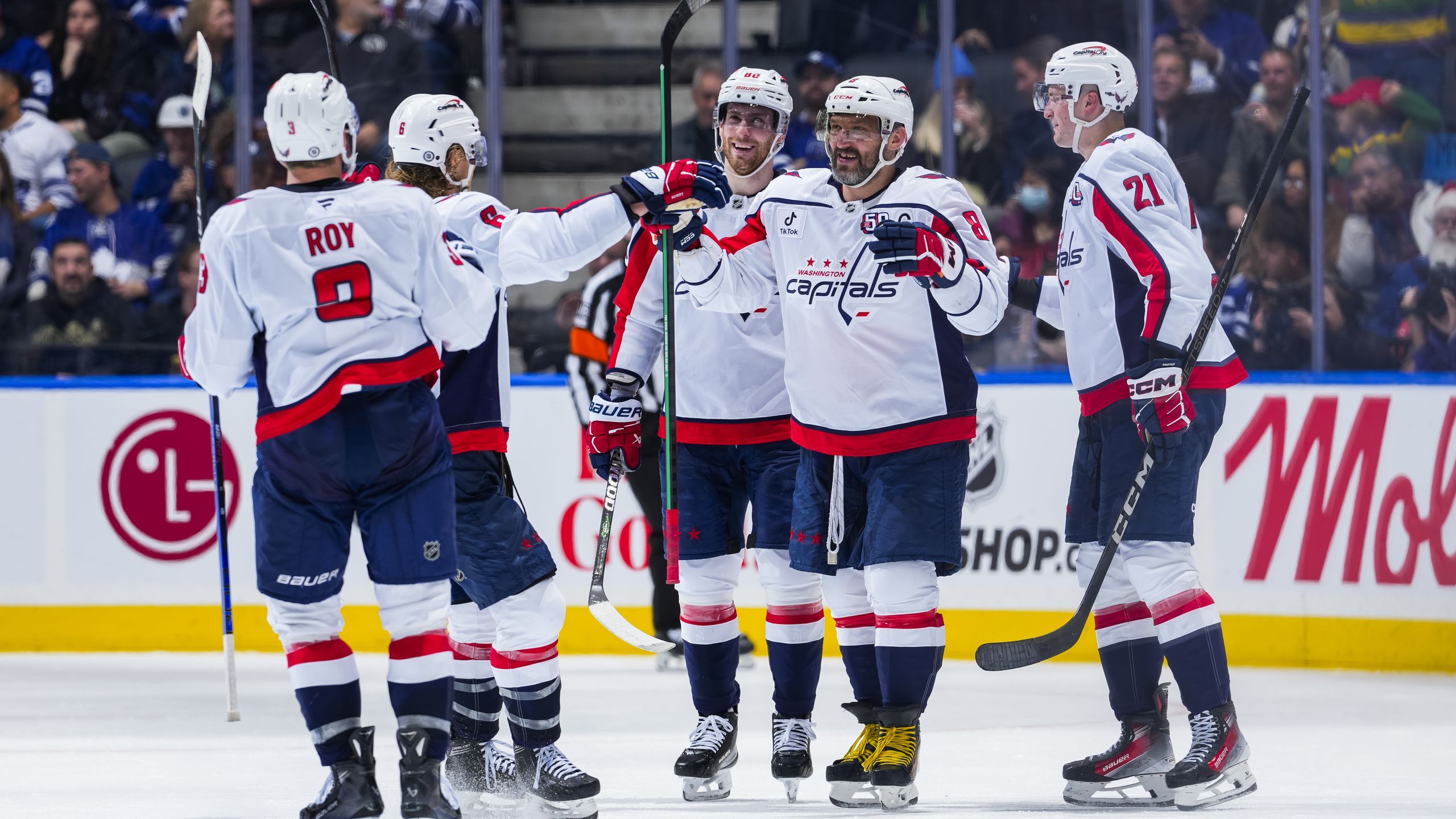 Aleksander Owieczkin z golem w NHL. 24 bramek brakuje mu do rekordu wszech czasów Wayne'a ...