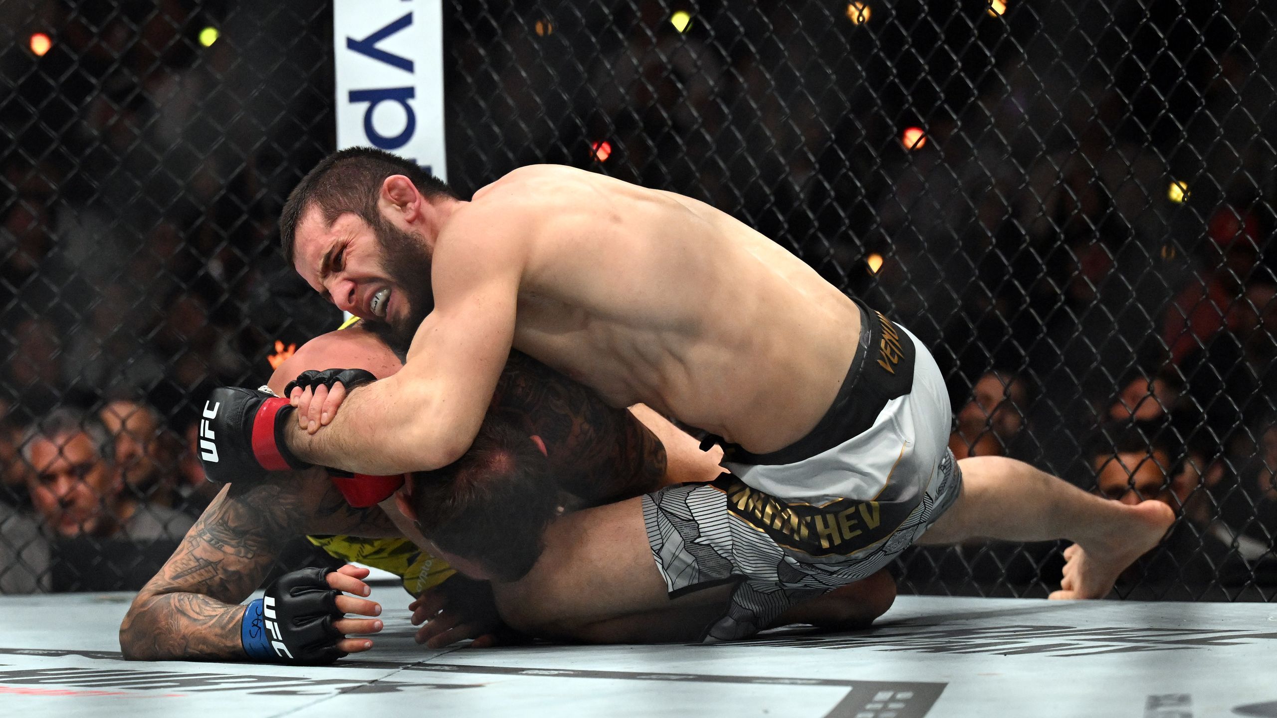 UFC - Makhachev garde sa ceinture après une victoire par soumission sur ...