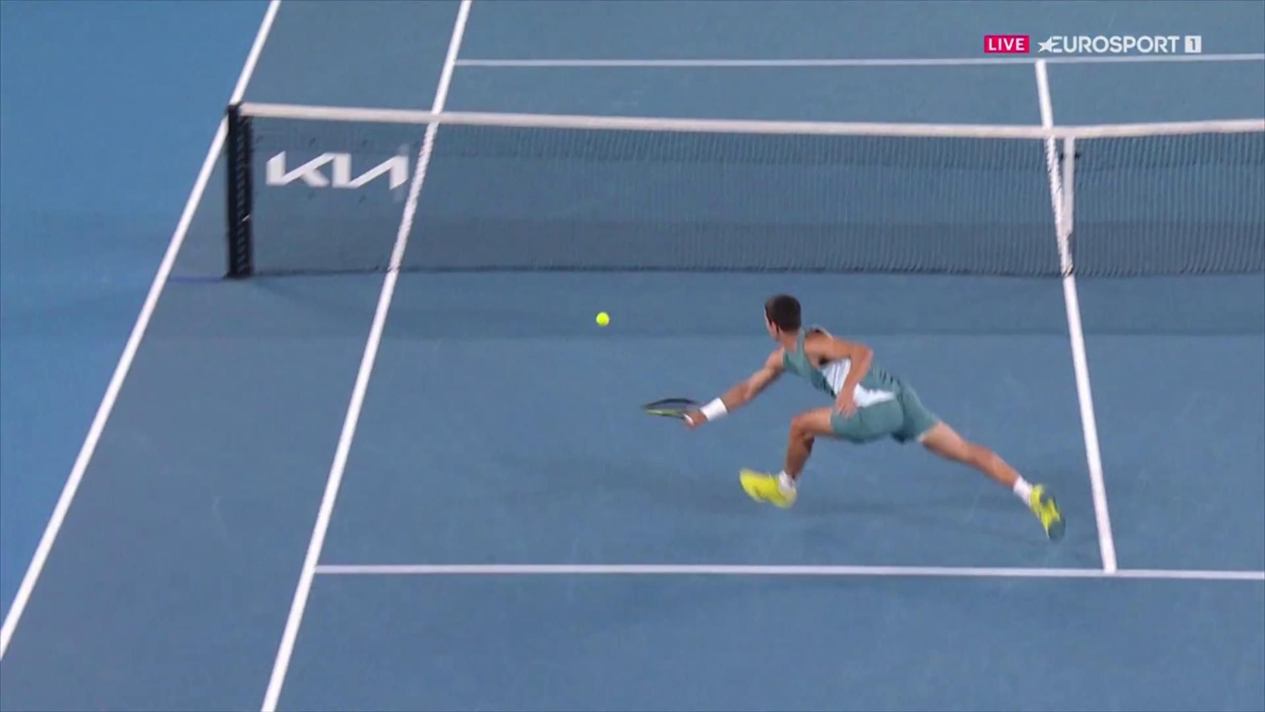 Nada más comenzar y Alcaraz ya está haciendo de las suyas: Voleón para ...