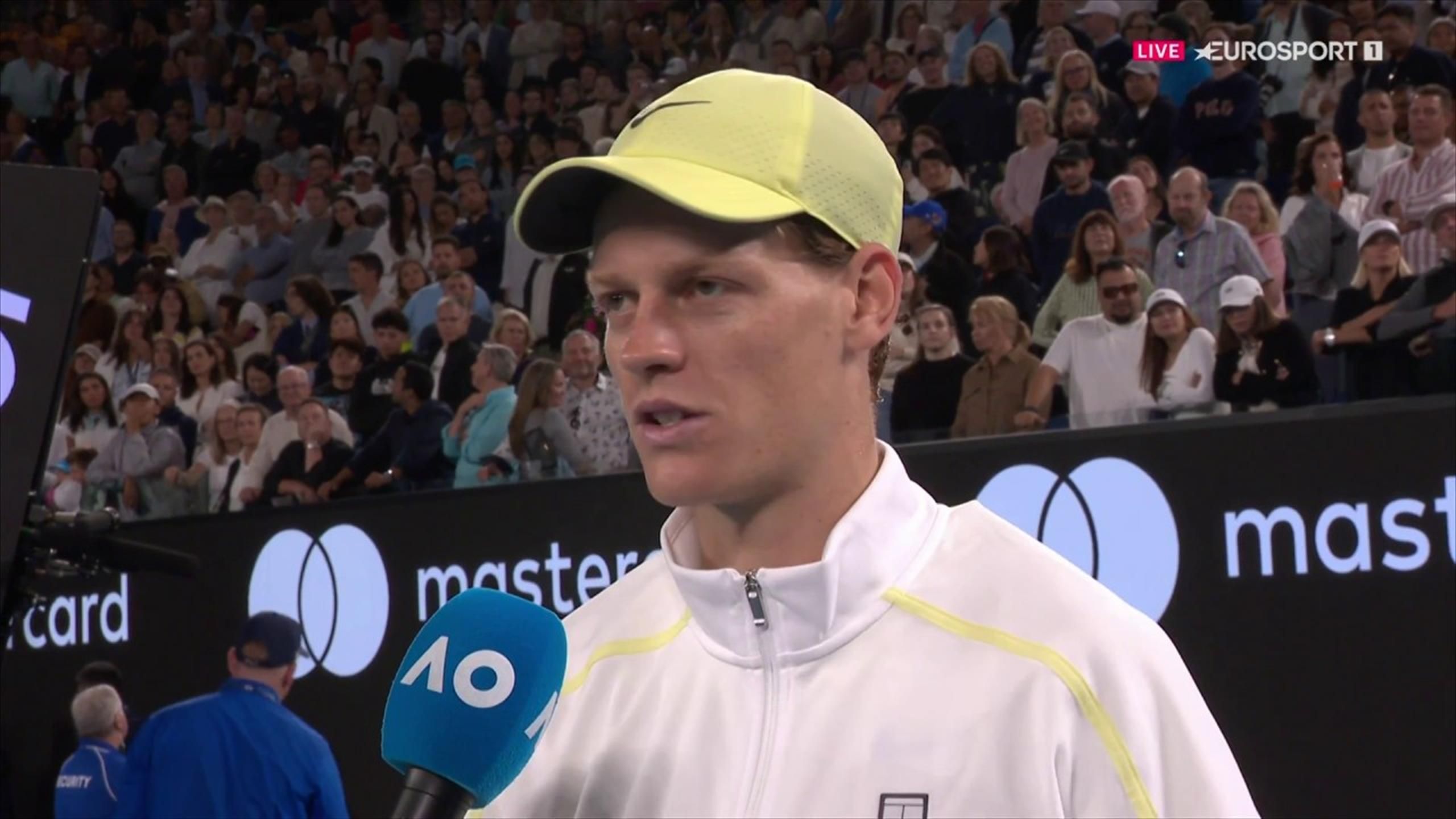 Het on court interview van Sinner na zijn overwinning op Alex de Minaur ...