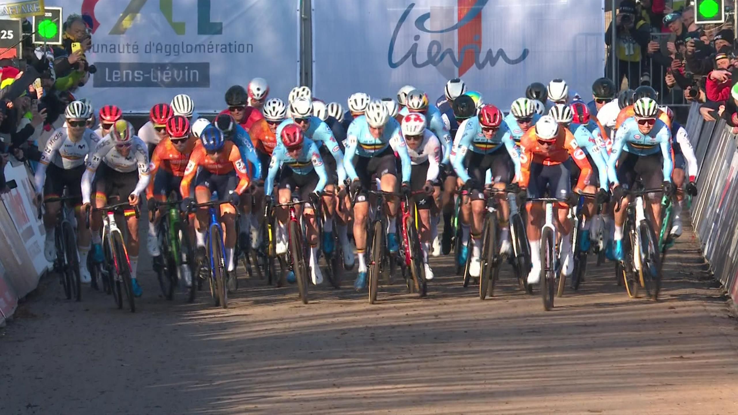 Cyclocross WM in Lievin: Mathieu van der Poel geht vom Start weg in ...
