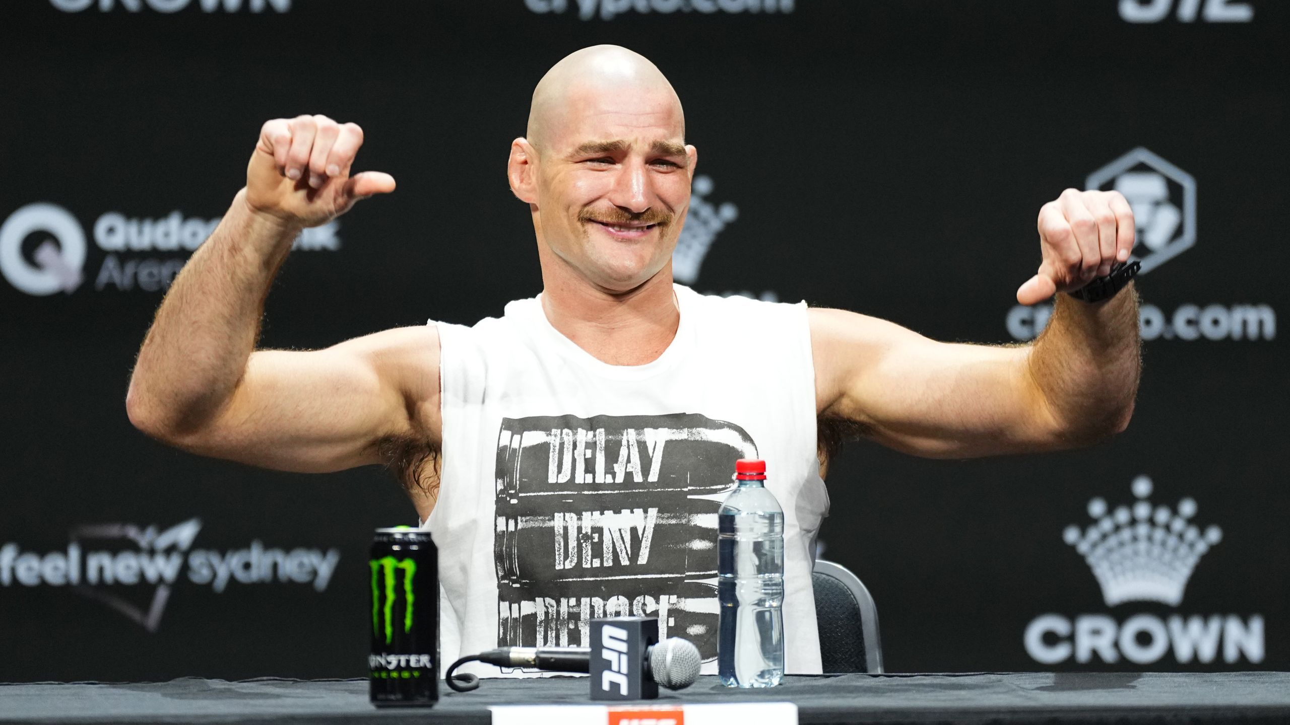 Sean Strickland, excampeón de la UFC, suspendido por invadir el ...