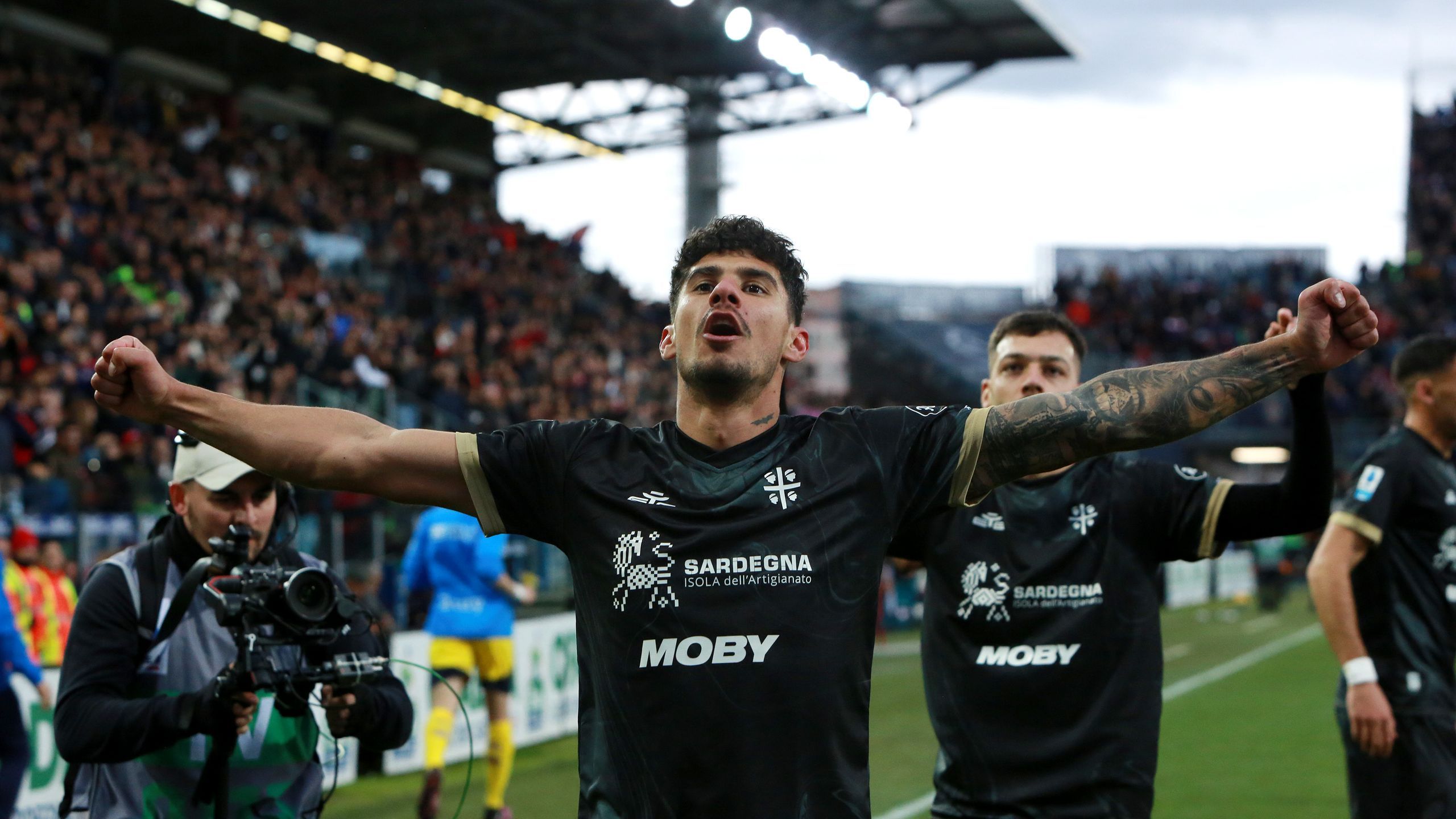 Florinel Coman, debut de vis pentru Cagliari! A marcat golul decisiv la ...