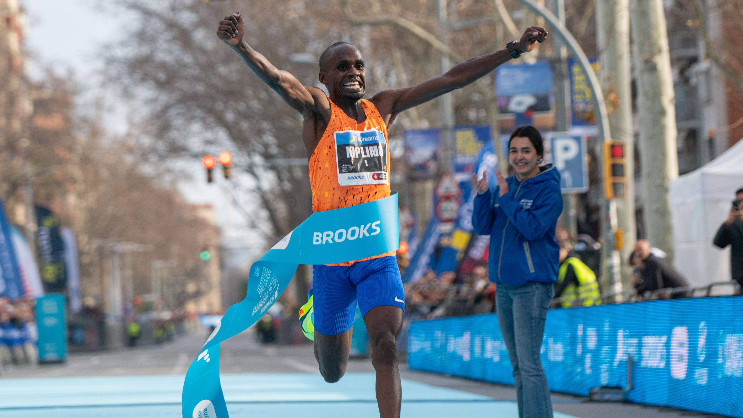 Athlétisme : Jacob Kiplimo pulvérise le record du monde du semi ...