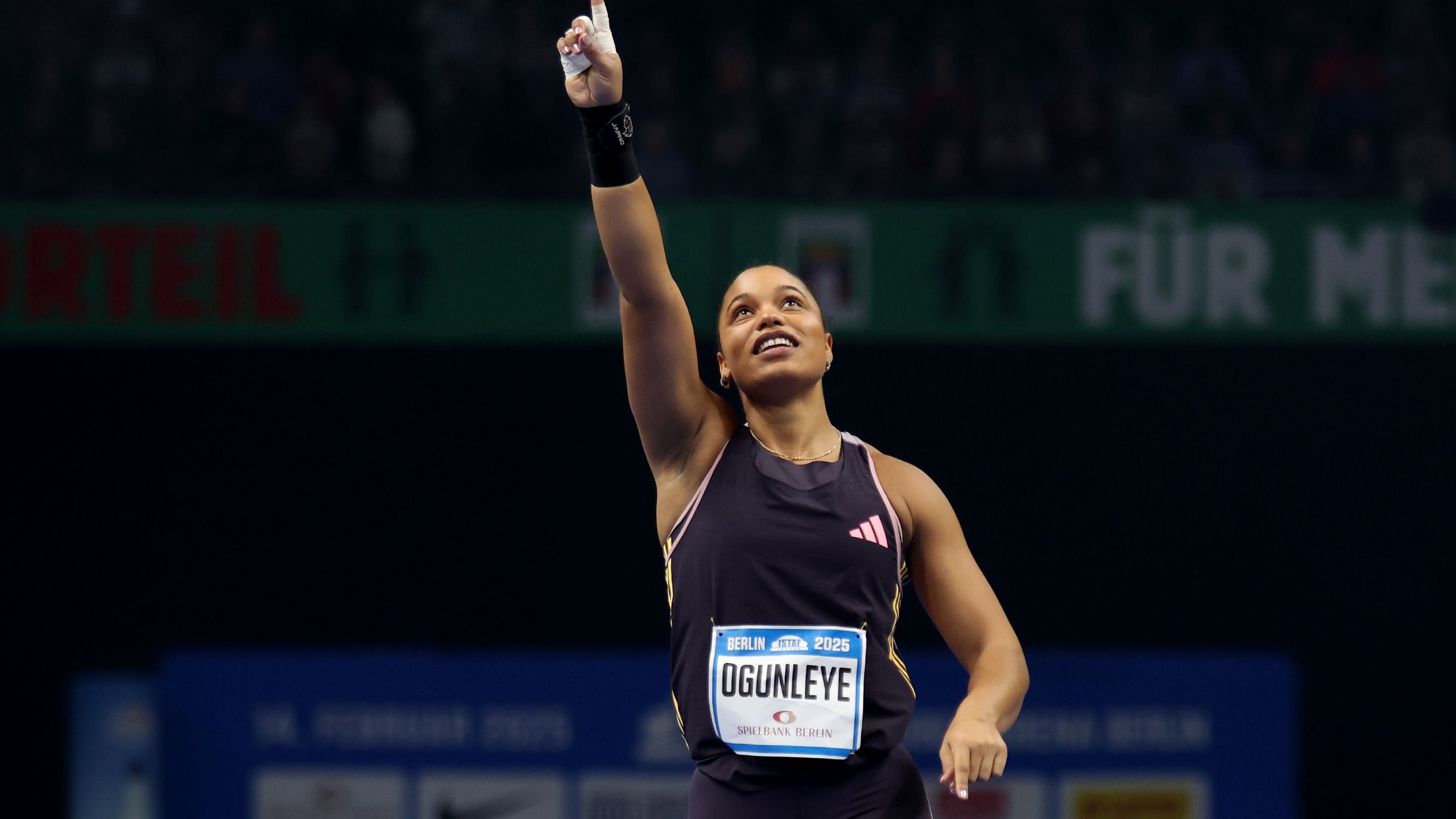 Olympiasiegerin Yemisi Ogunleye feiert persönlicher Bestleistung im ...