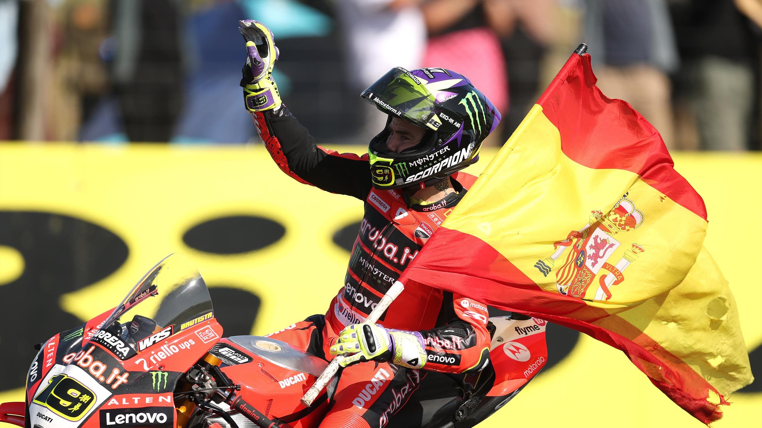 World SBK - Superbikes | Bautista se sale del mapa con un remontadón pero no puede con Bulega en ...