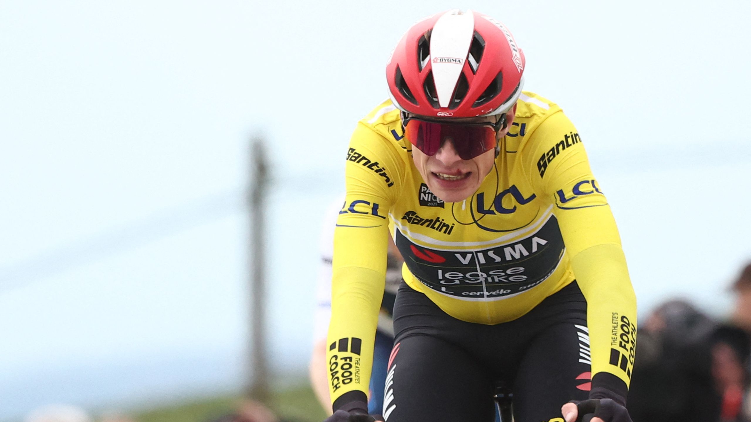 Vingegaard cade a 80km dall'arrivo e restituisce la maglia a Jorgenson ...