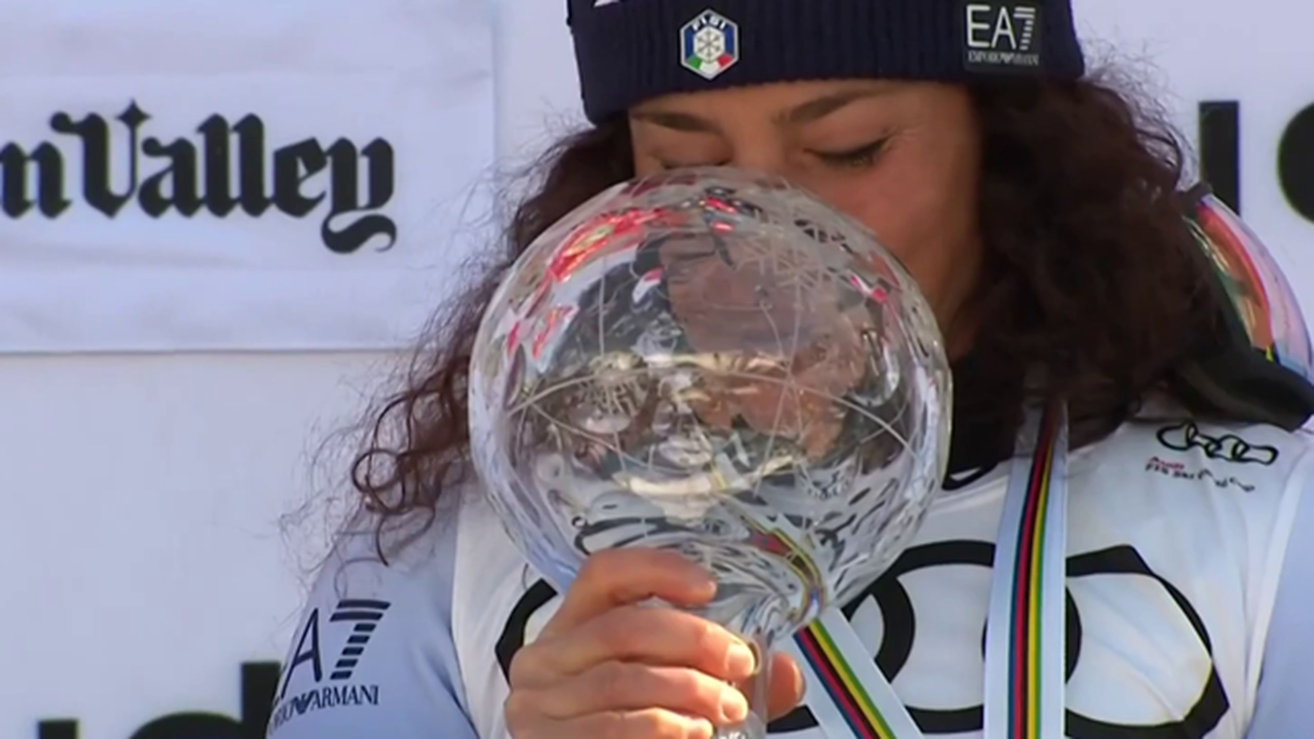 Brignone, la favola è completa! Bacio alla Coppa sul podio di Sun ...