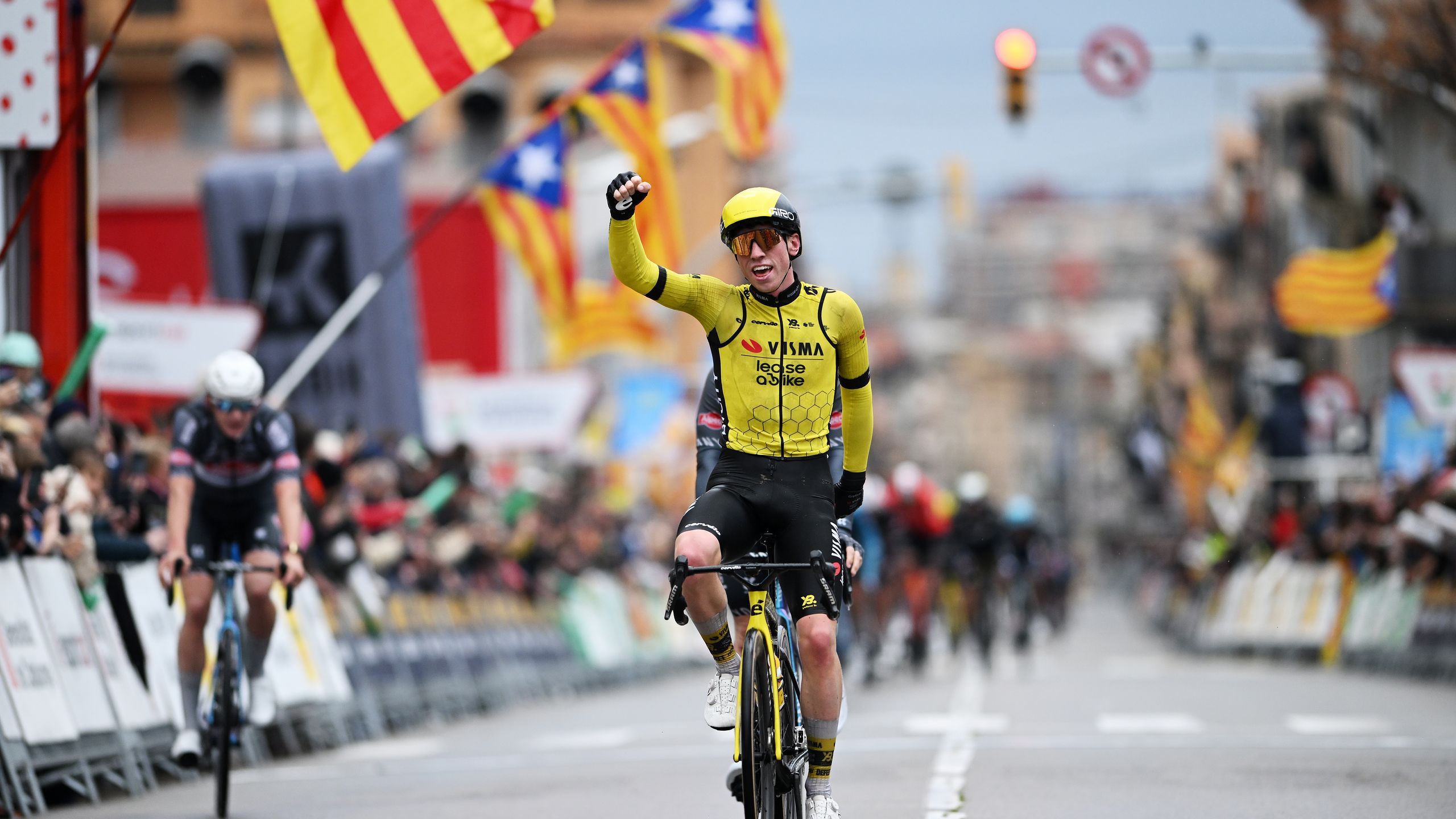 Matthew Brennan gaat Tibor del Grosso amper twee meter voor finish ...