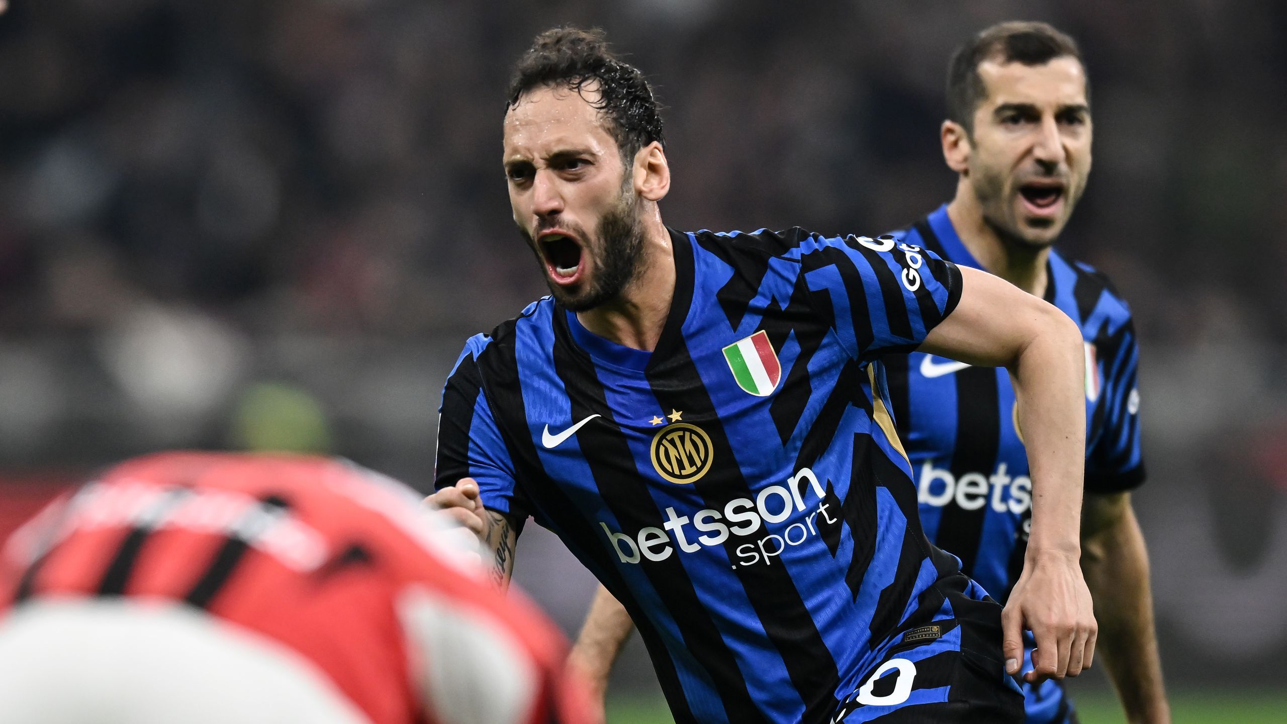 Milan-Inter 1-1: Abraham illude i rossoneri, l'ex Calhanoglu tiene a ...