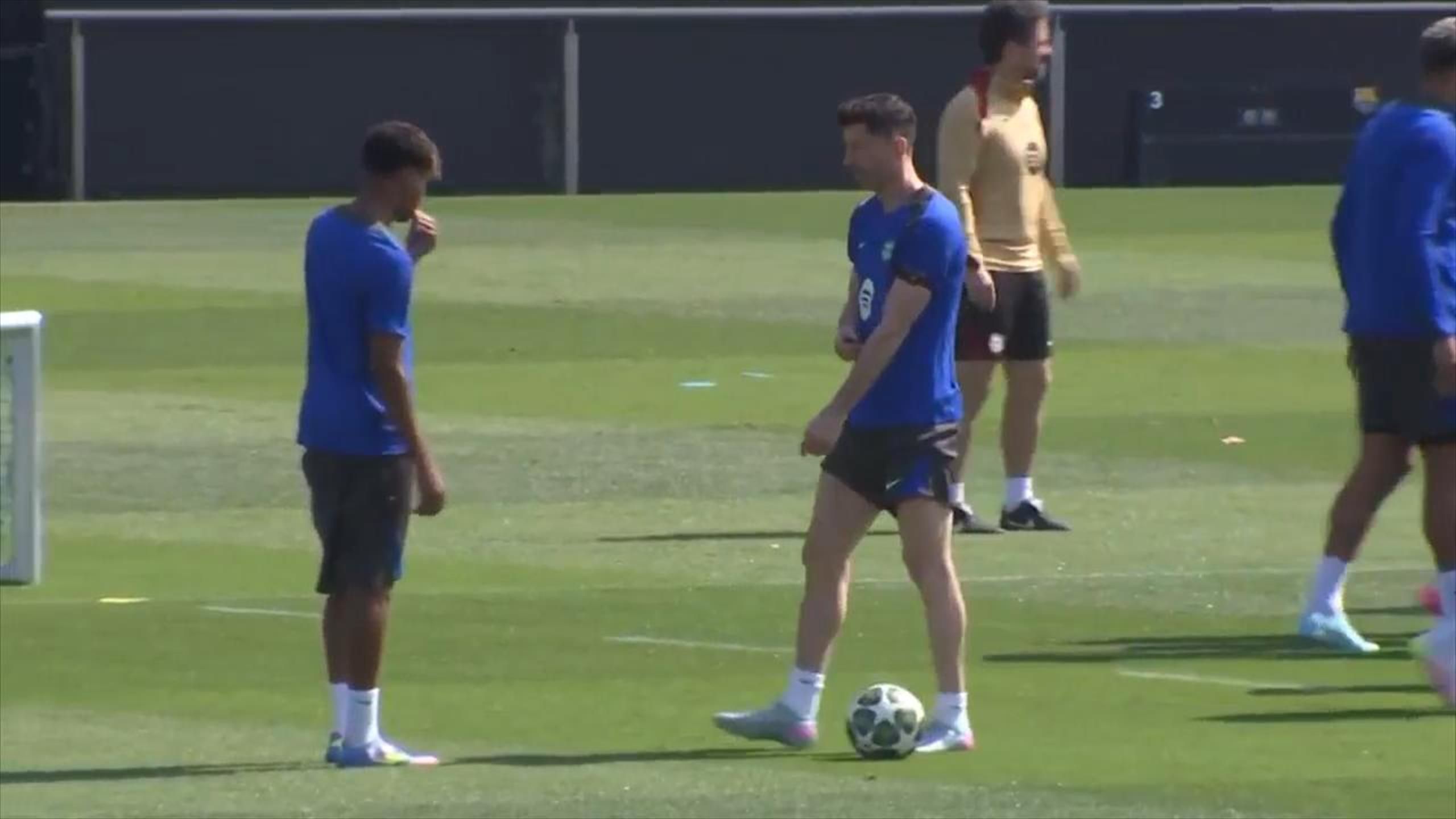 Robert Lewandowski na treningu FC Barcelona przed meczem z Borussią ...