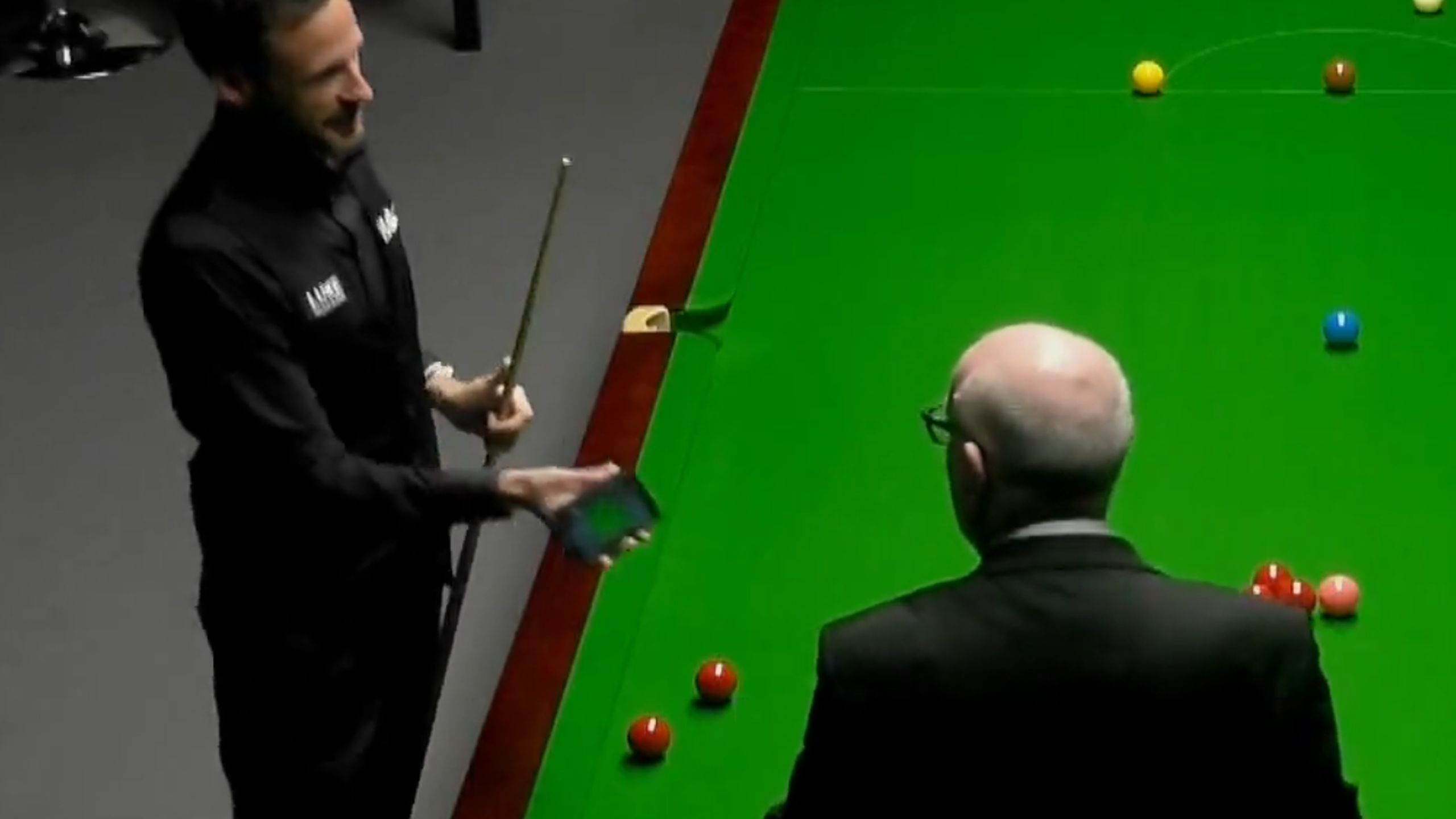 Snooker-WM 2025 Qualifikation: Fan-Handy hilft Schiedsrichter nach Foul ...
