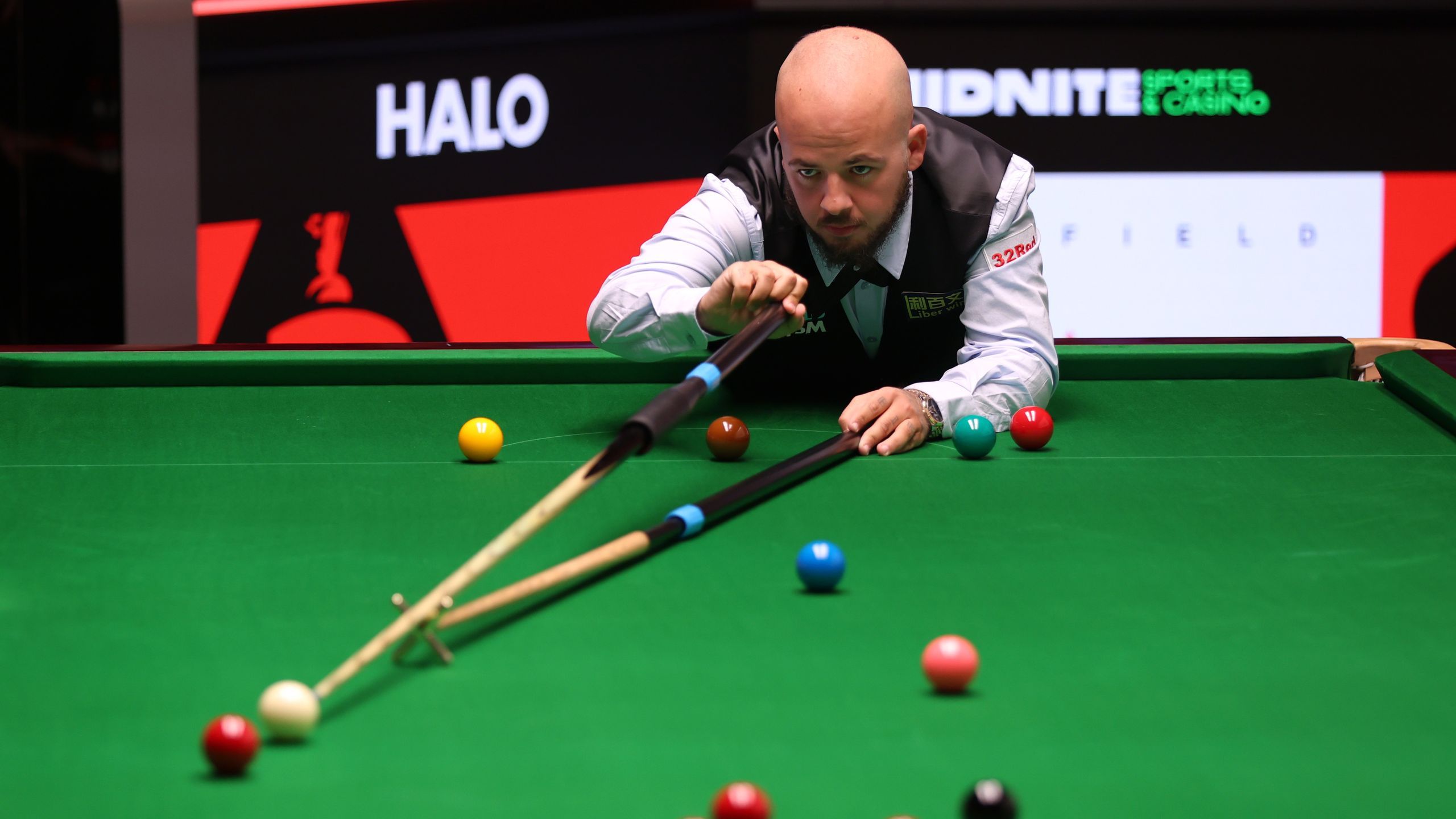 Álló ováció egy részeredménynek? Ilyen is van a Crucible-ben - Snooker ...