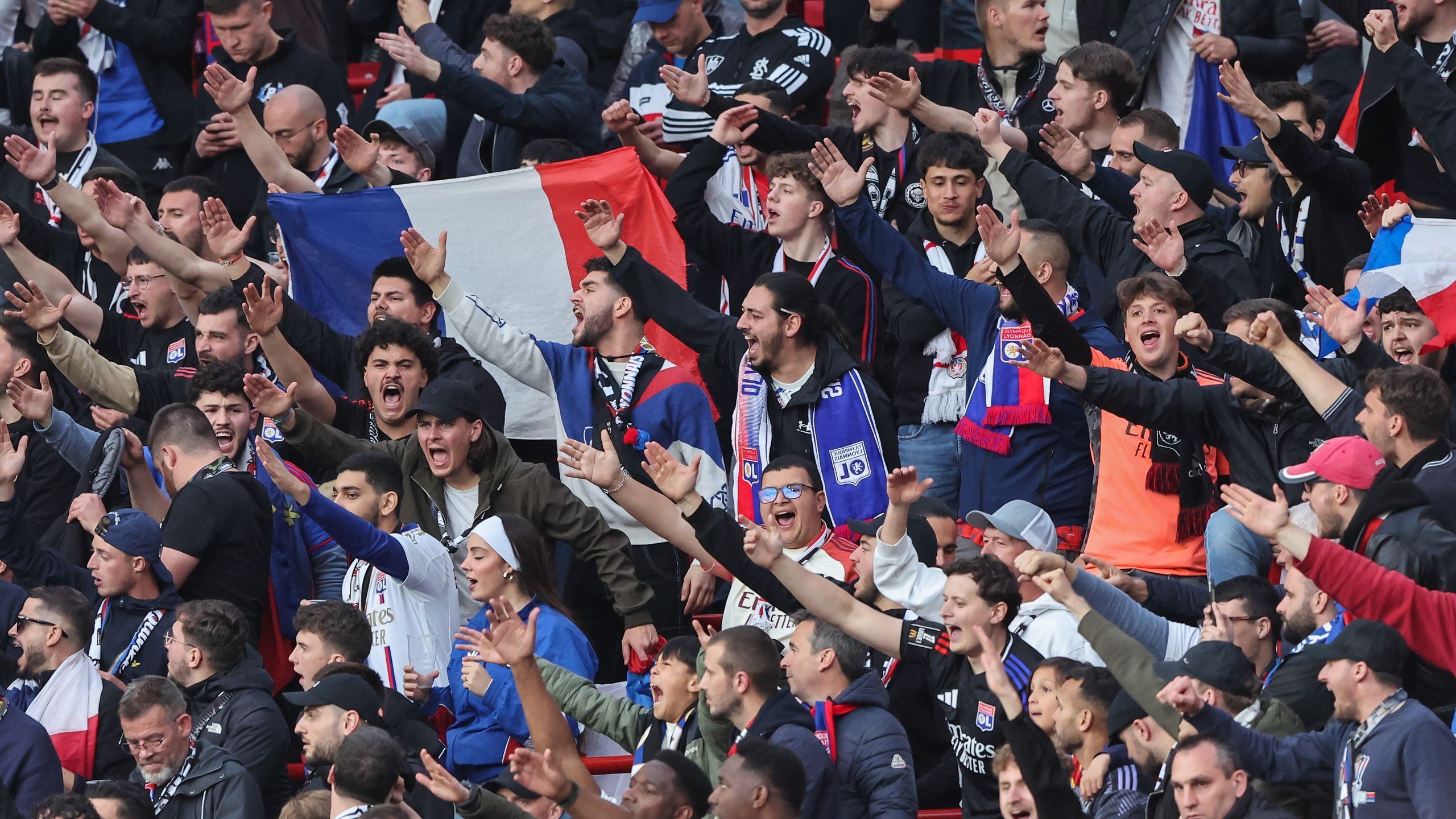 Ligue 1 | Des ultras lyonnais brandissent des banderoles contre la ...