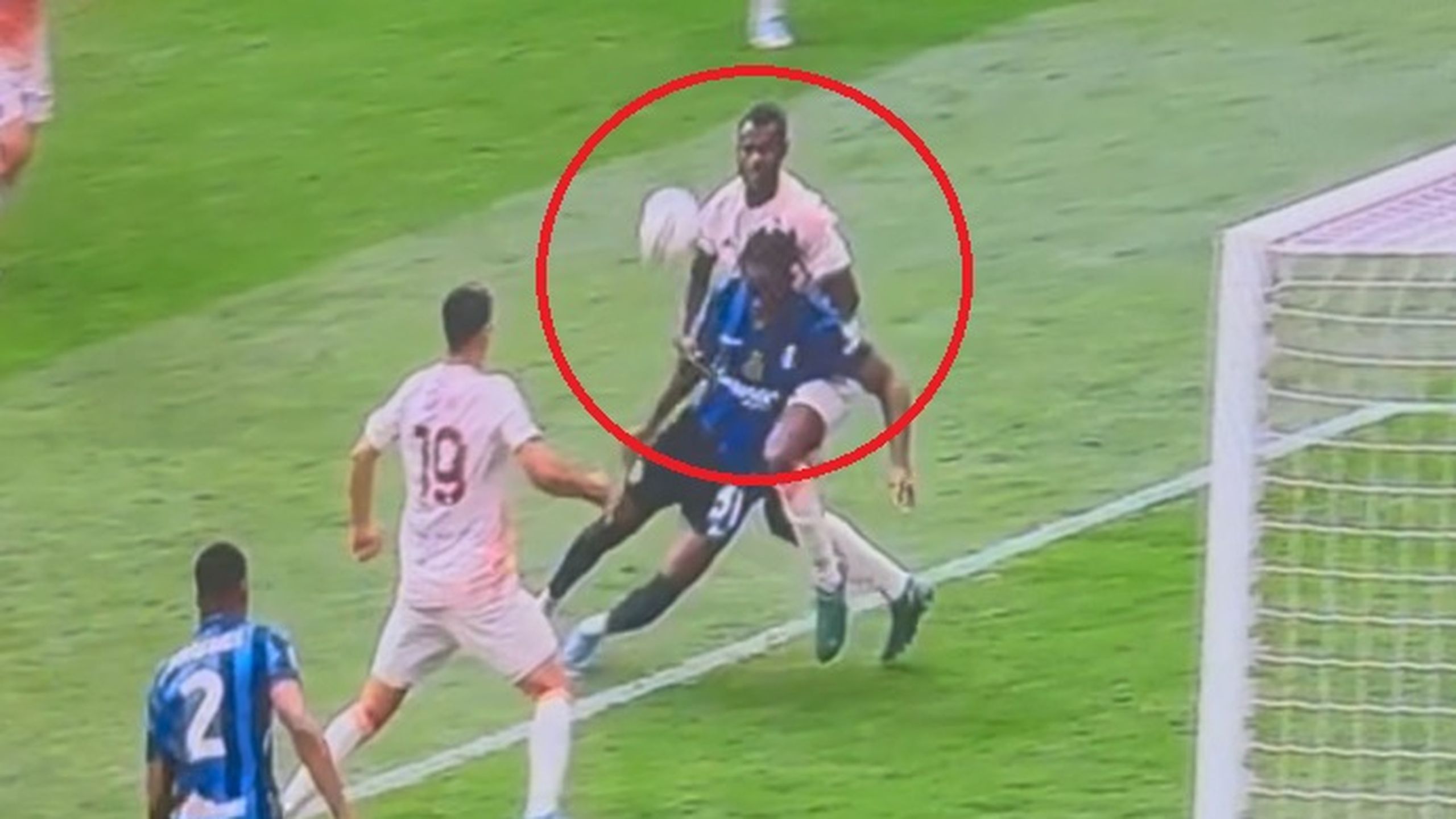 Inter-Roma, moviola: manca un rigore su Bisseck. Non c'è quello richiesto da Dumfries. Tutti gli ...